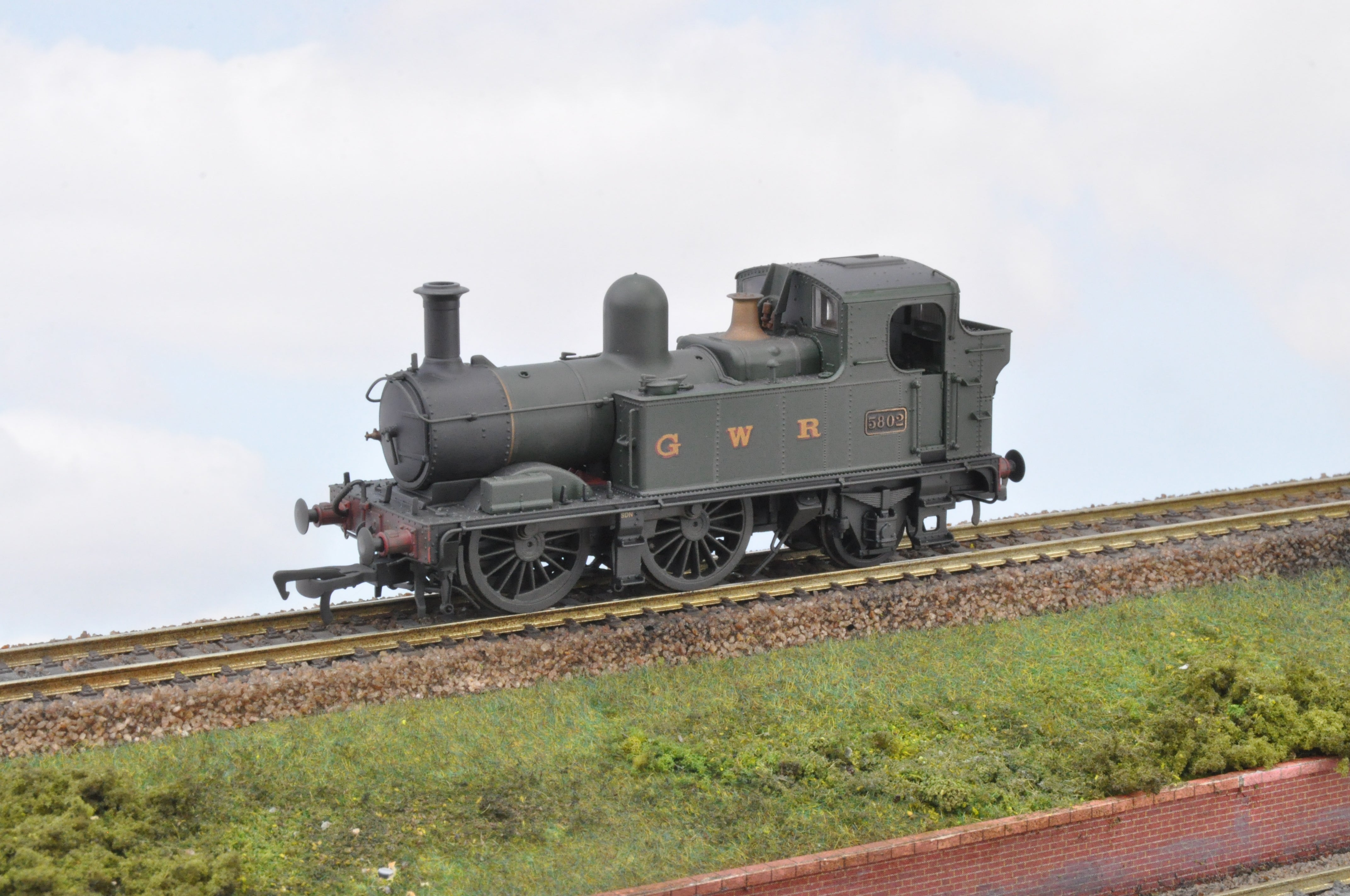Hattons OO Gauge H1407 Class 58xx 0-4-2 5802 GWR Unlined Green Lightly