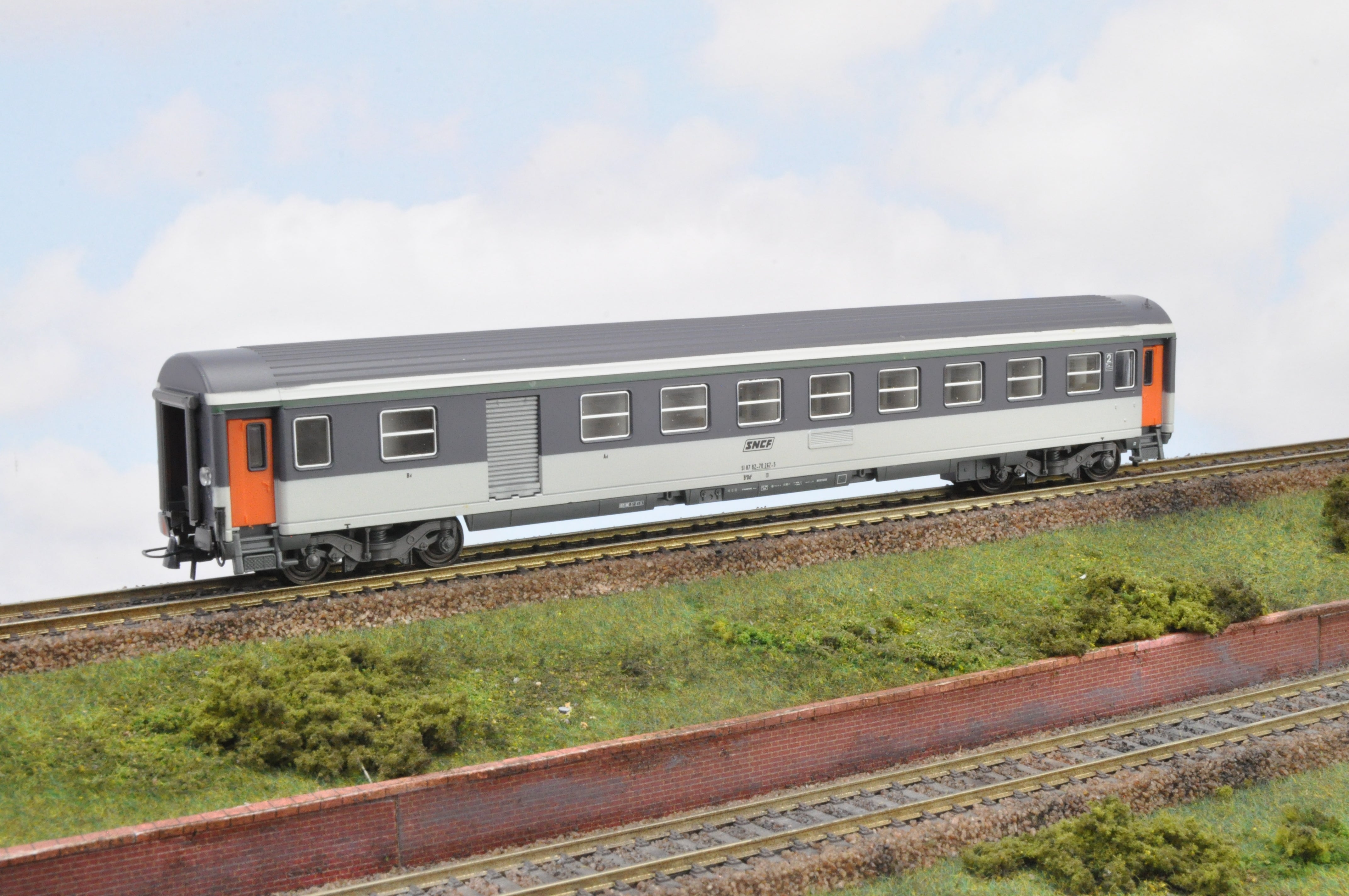 Roco HO Gauge 4223A SNCF Corail 2nd Class Coach - Boxed