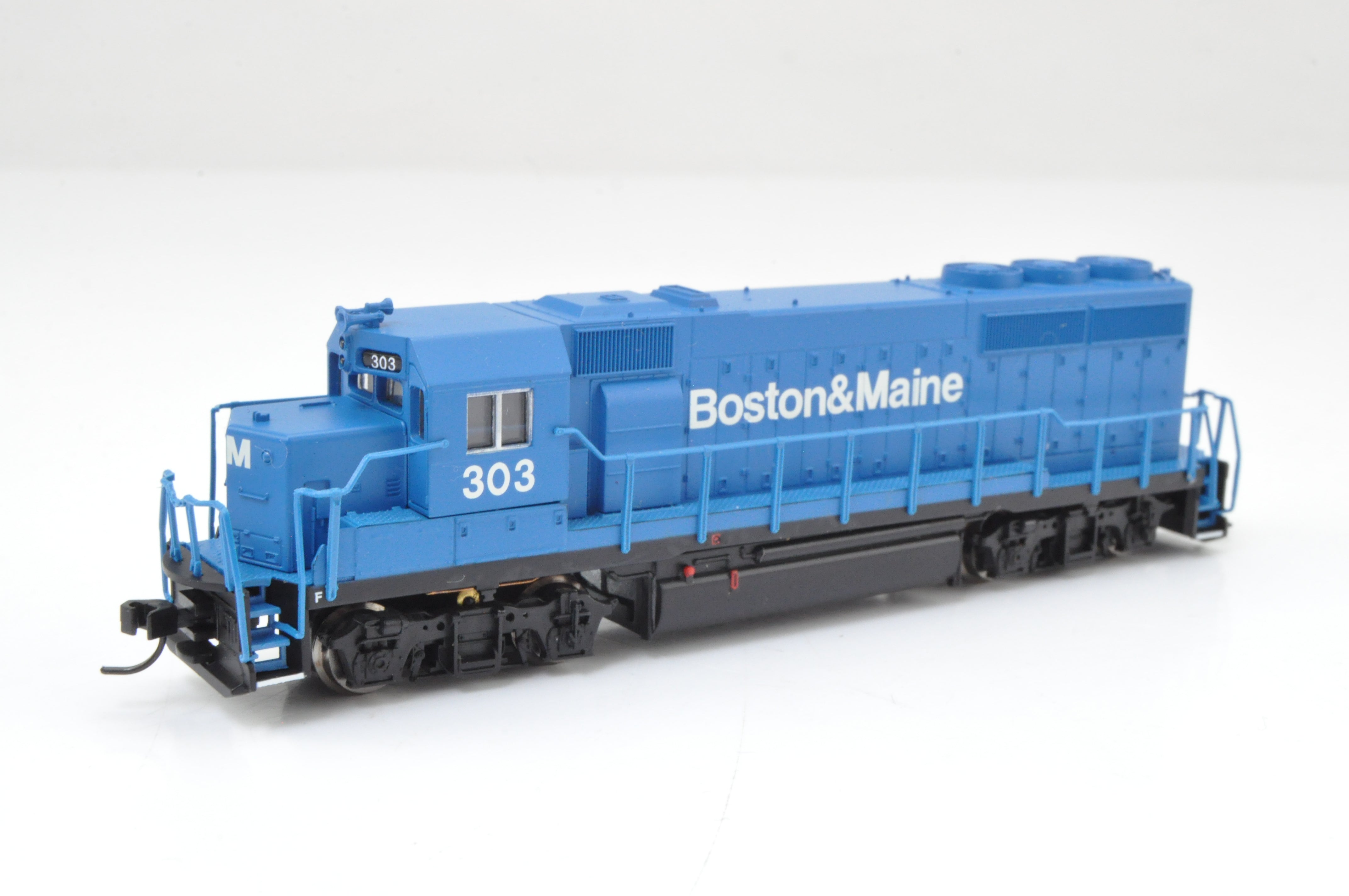 Atlas N Gauge 40000245 GP40-2 Locomotive Boston & Maine #303 - Boxed