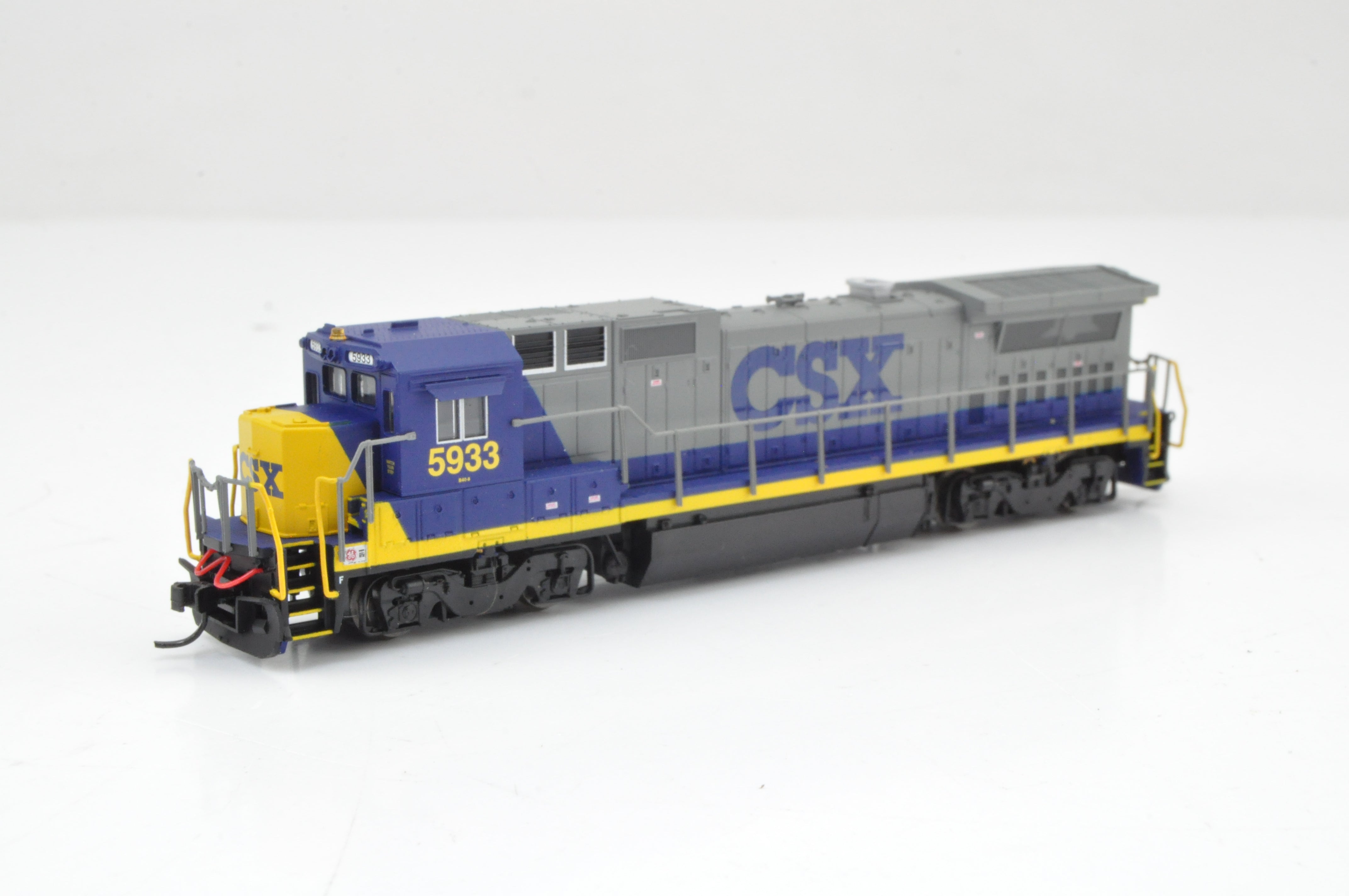 Atlas N Gauge 48710 Dash 8-40B CSX #5933