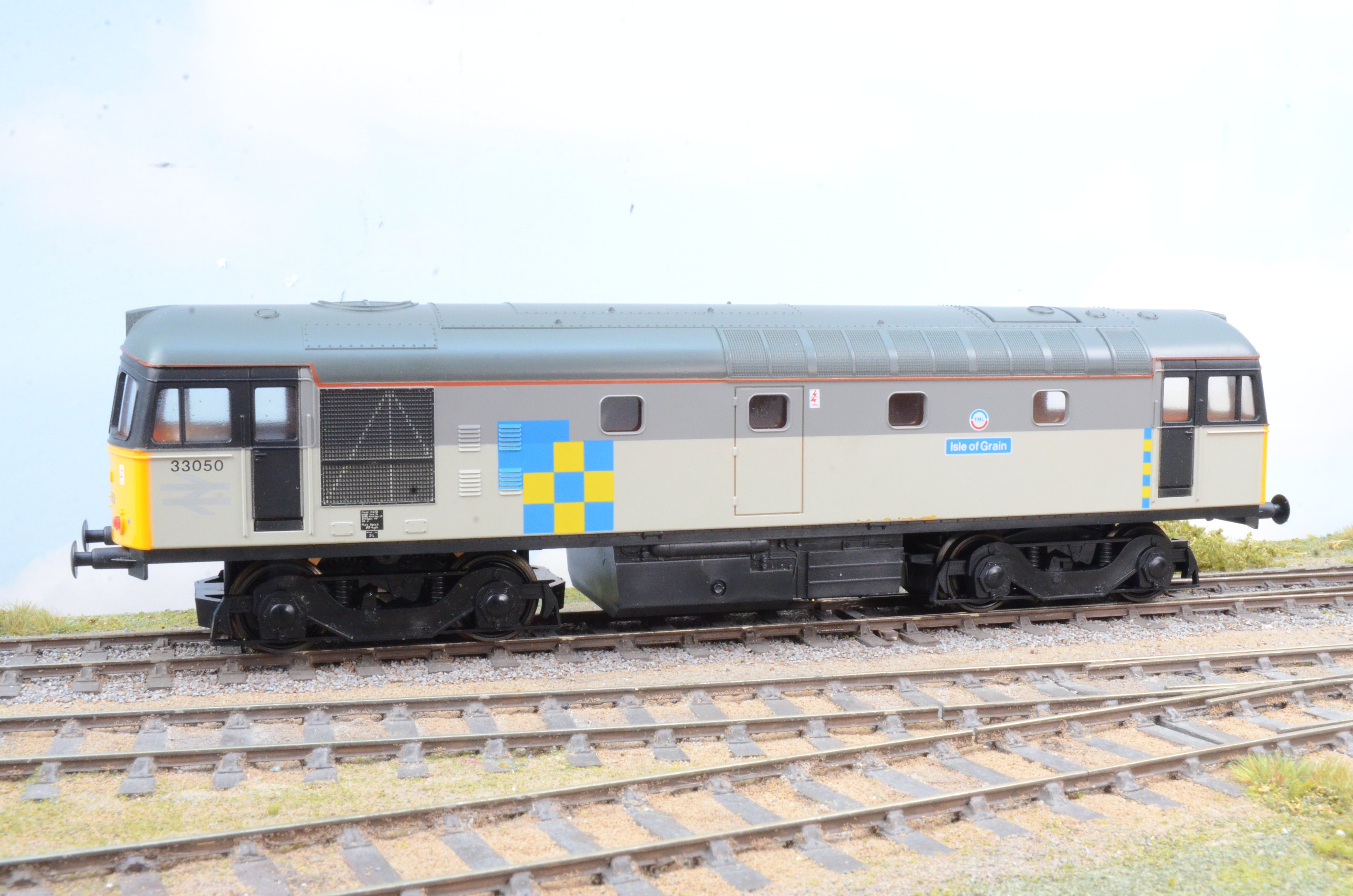 Lima O Gauge 216582A3 Class 33 33050 'Isle of Grain' BR Construction L