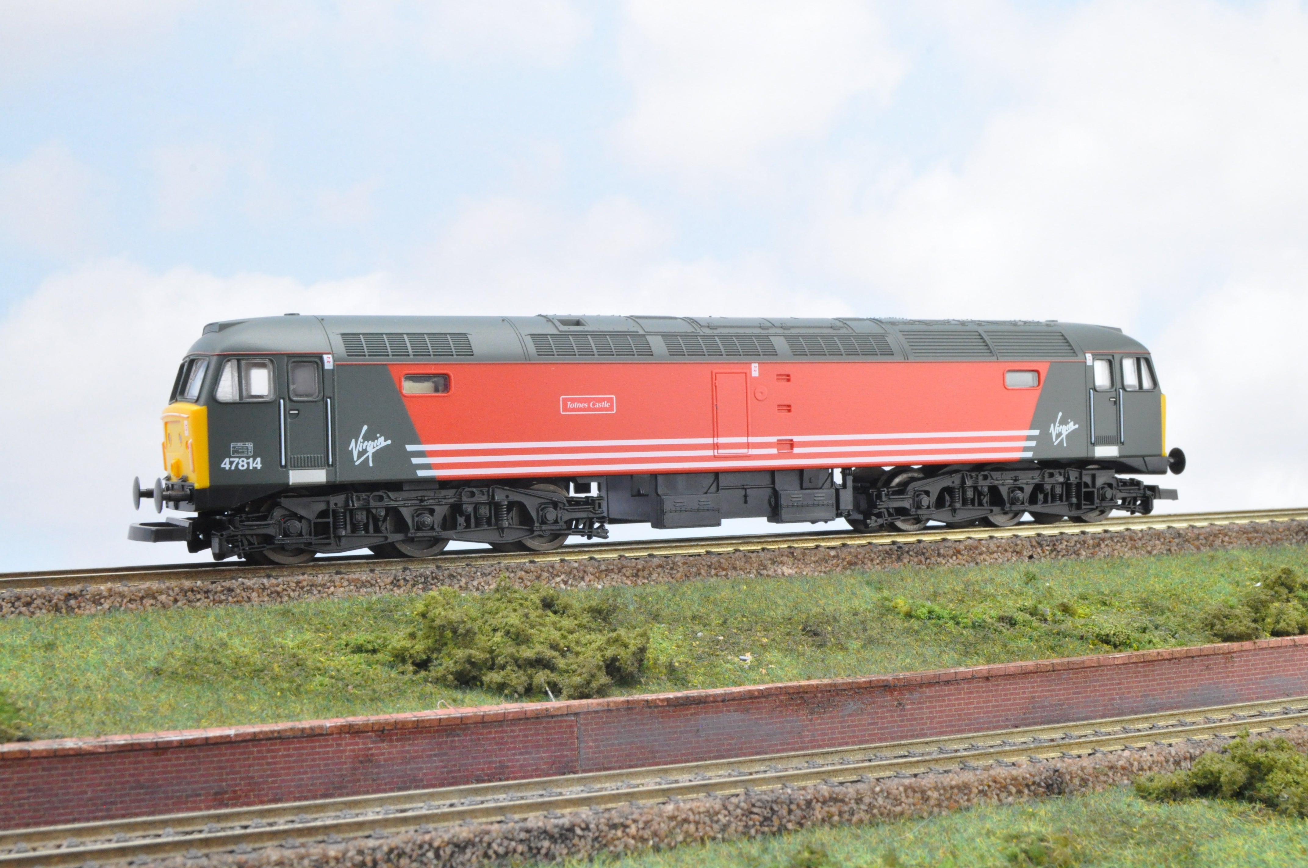 Lima OO Gauge L204761 Virgin Trains Class 47 47814 'Totnes Castle'