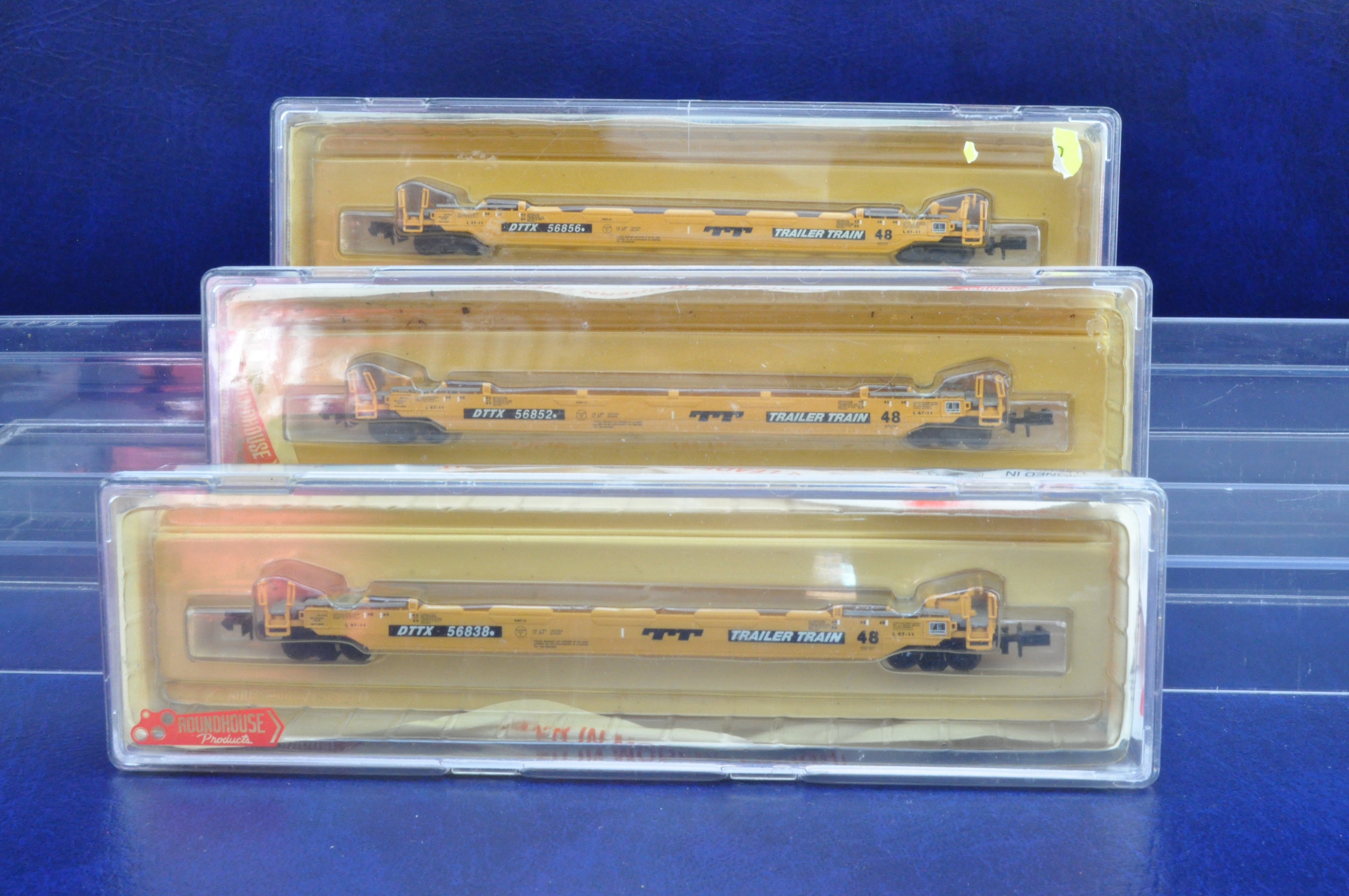Roundhouse N Gauge Rake of 3 Husky-Stack Container Cars - Trailer Trai