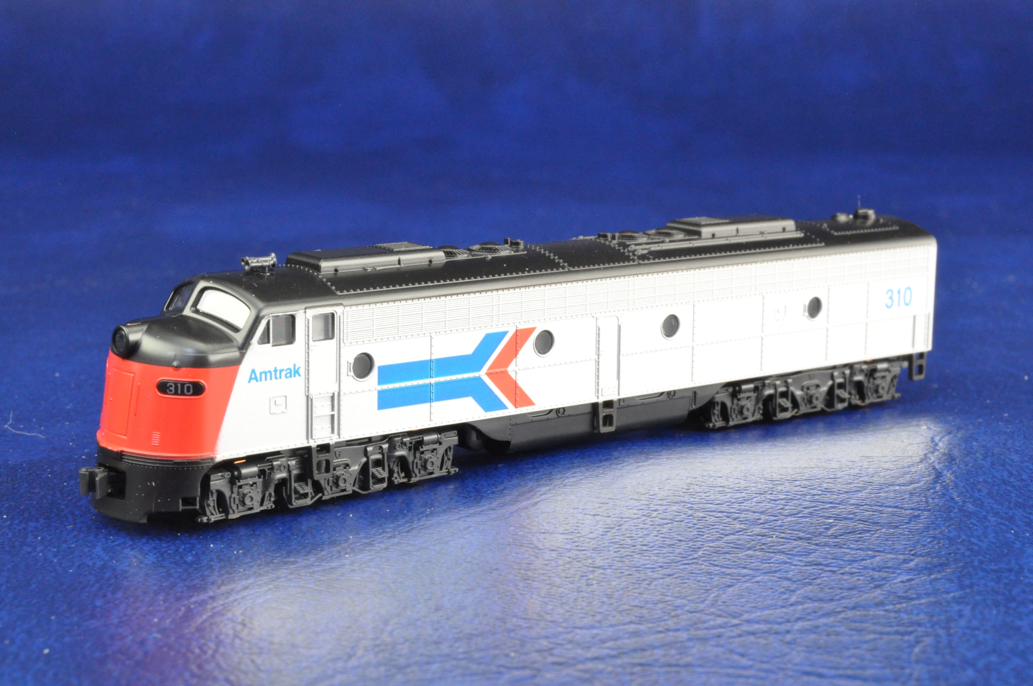 Kato N Gauge 176-5341 Amtrak Phase I EMD E8A #310 - Boxed
