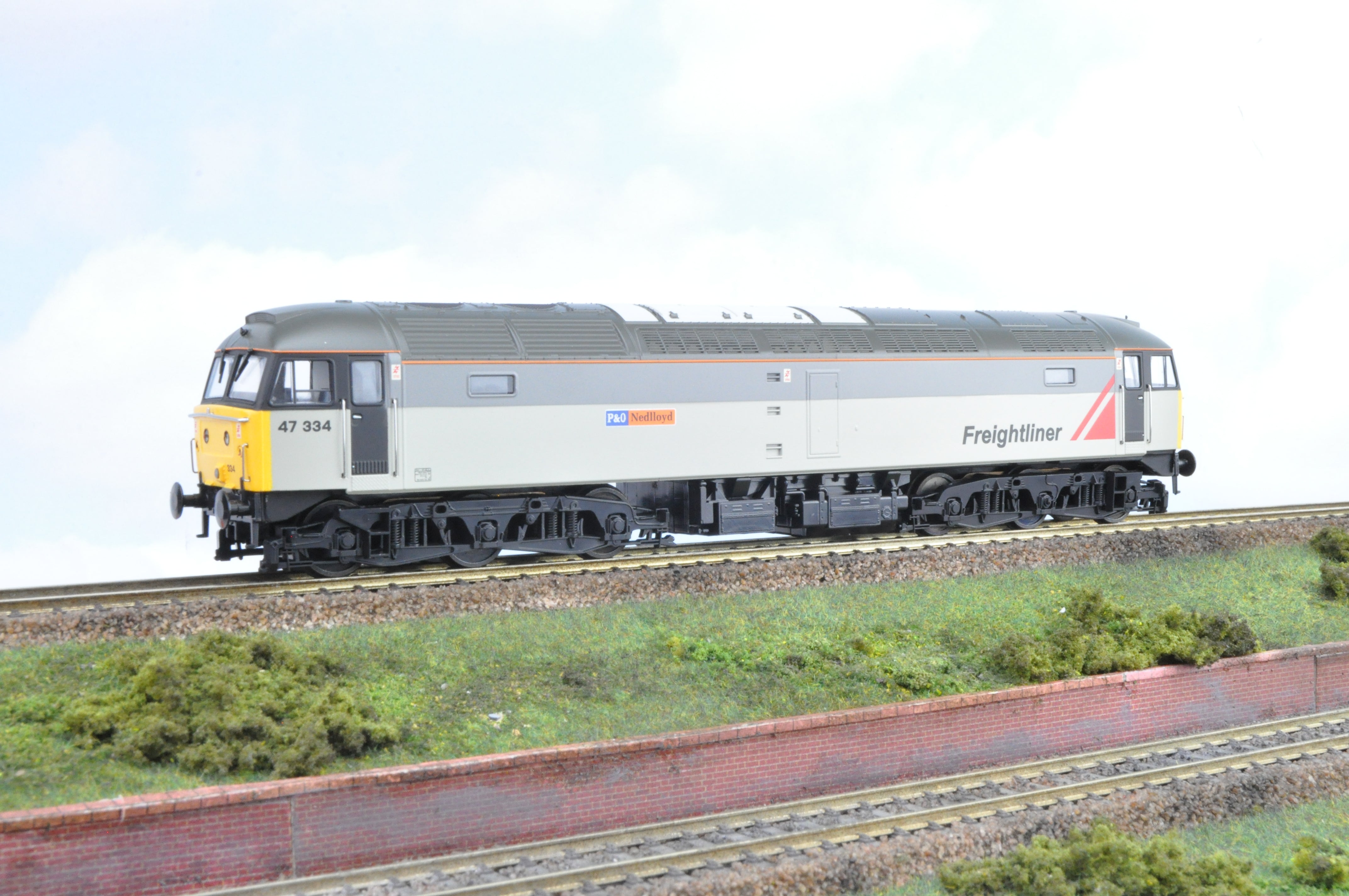 Heljan OO Gauge 4675 Old Freightliner Grey Class 47 47334