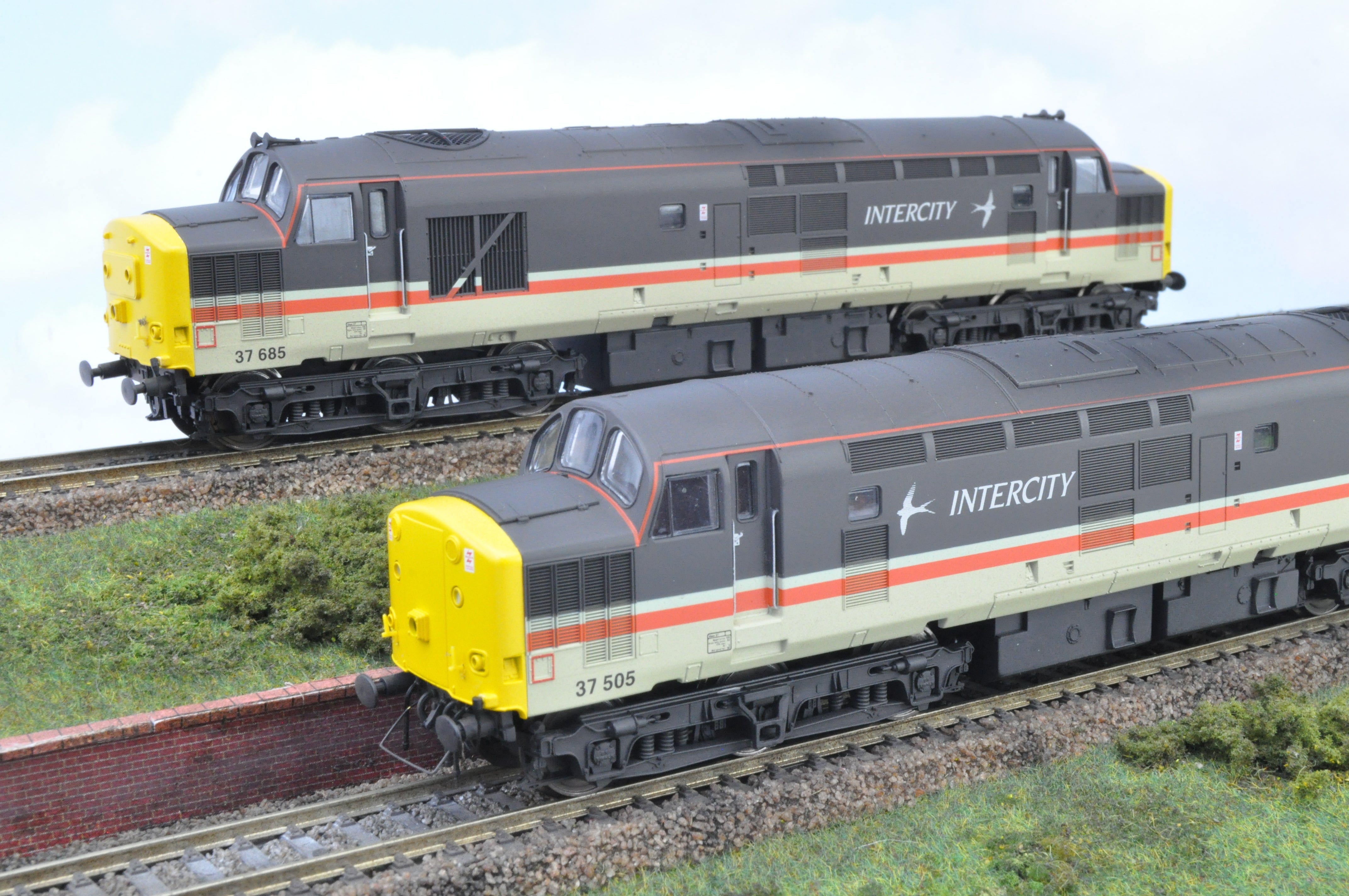ViTrains OO Gauge V2053 Intercity Class 37 Twin Pack 37505 & 37685 - B