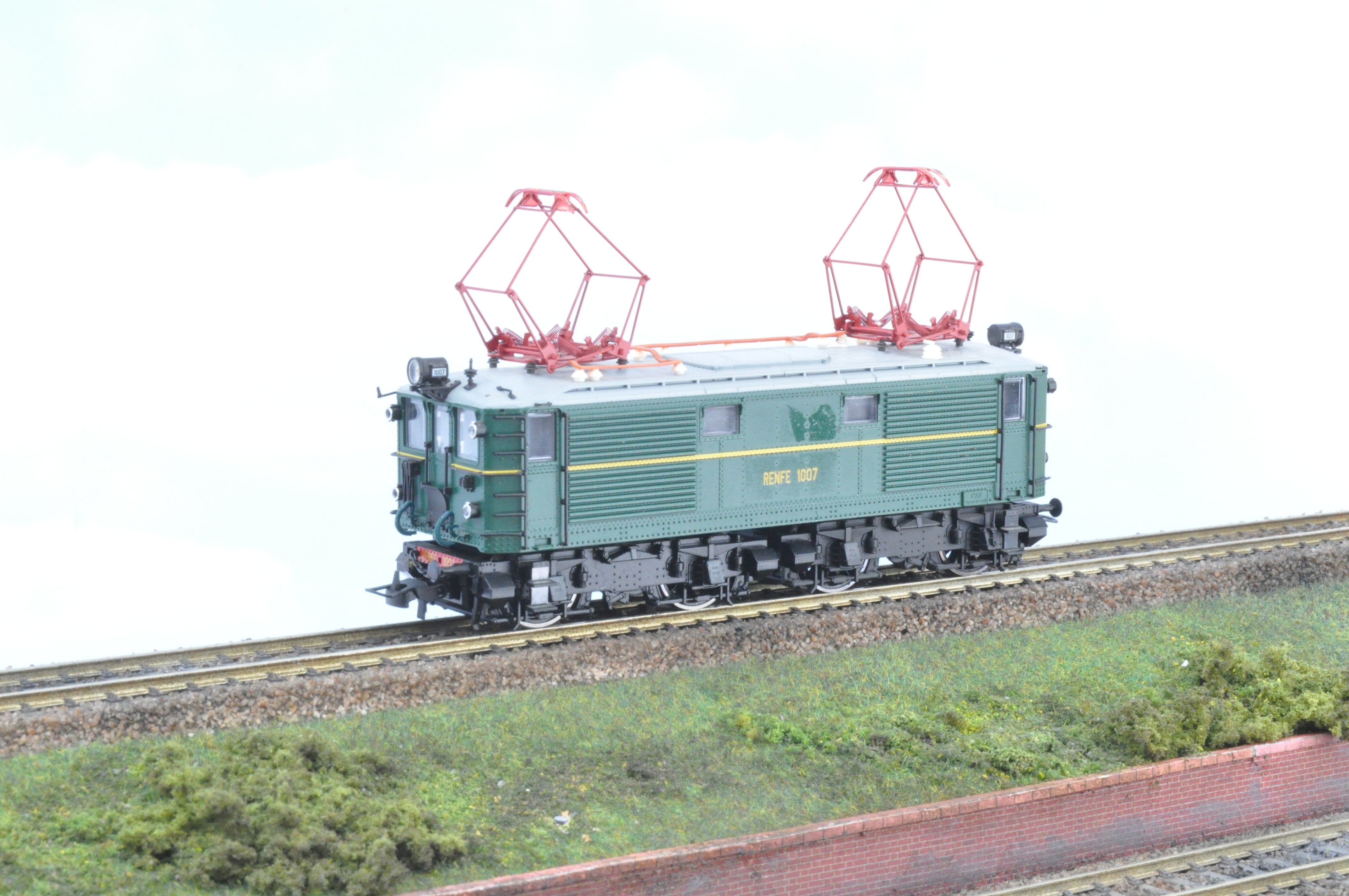Roco HO Gauge 63812 Renfe 1007 Electric Locomotive - Boxed