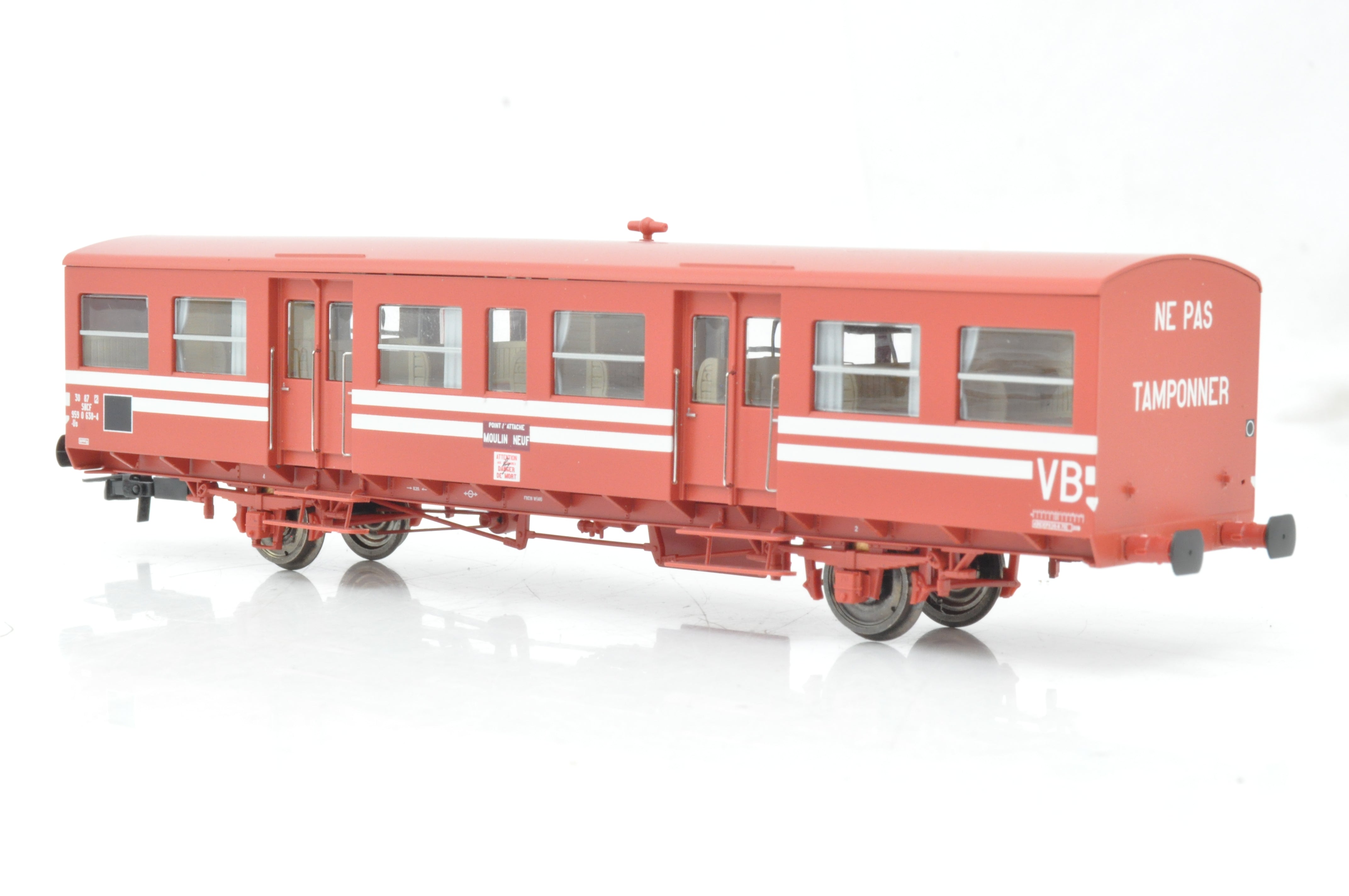 REE Models HO Gauge VB-154 Red Coach with lights