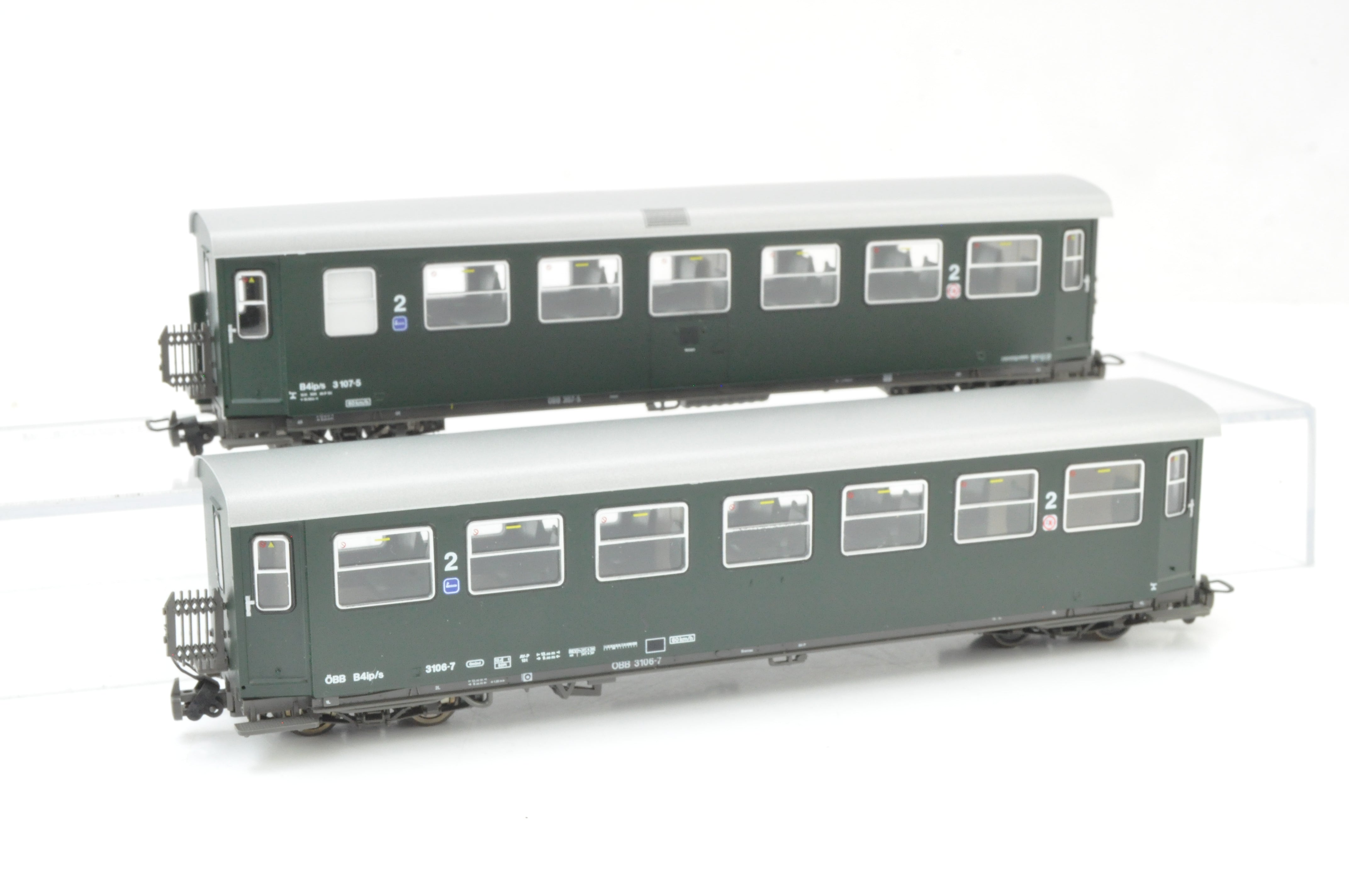 Roco HOe/OO9 Gauge 34028/29 Pair of OBB Bogie Passenger Coaches