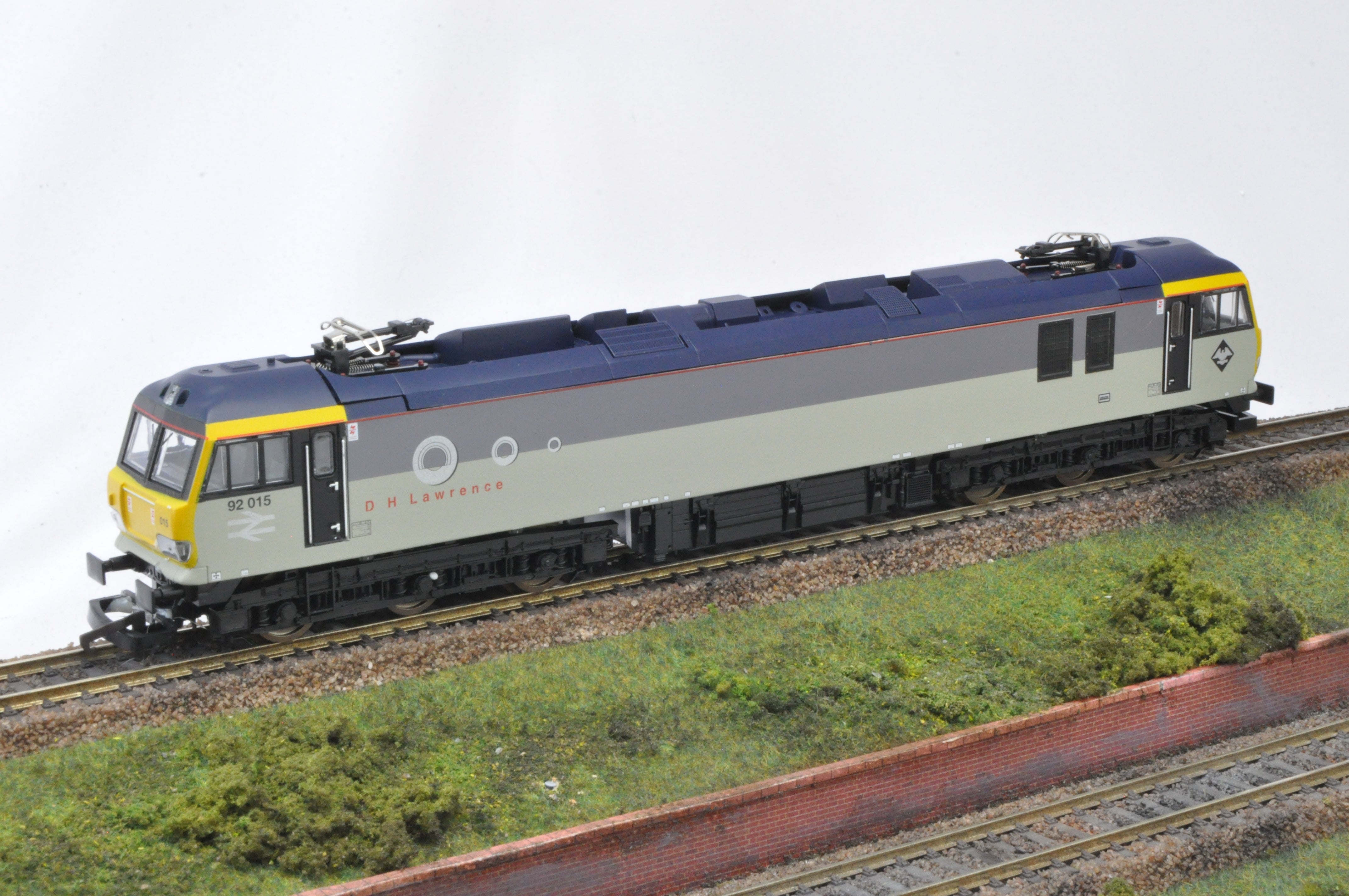 Lima OO Gauge 204872 Class 92 Electric 92015 'D H Lawrence' Channel Tu