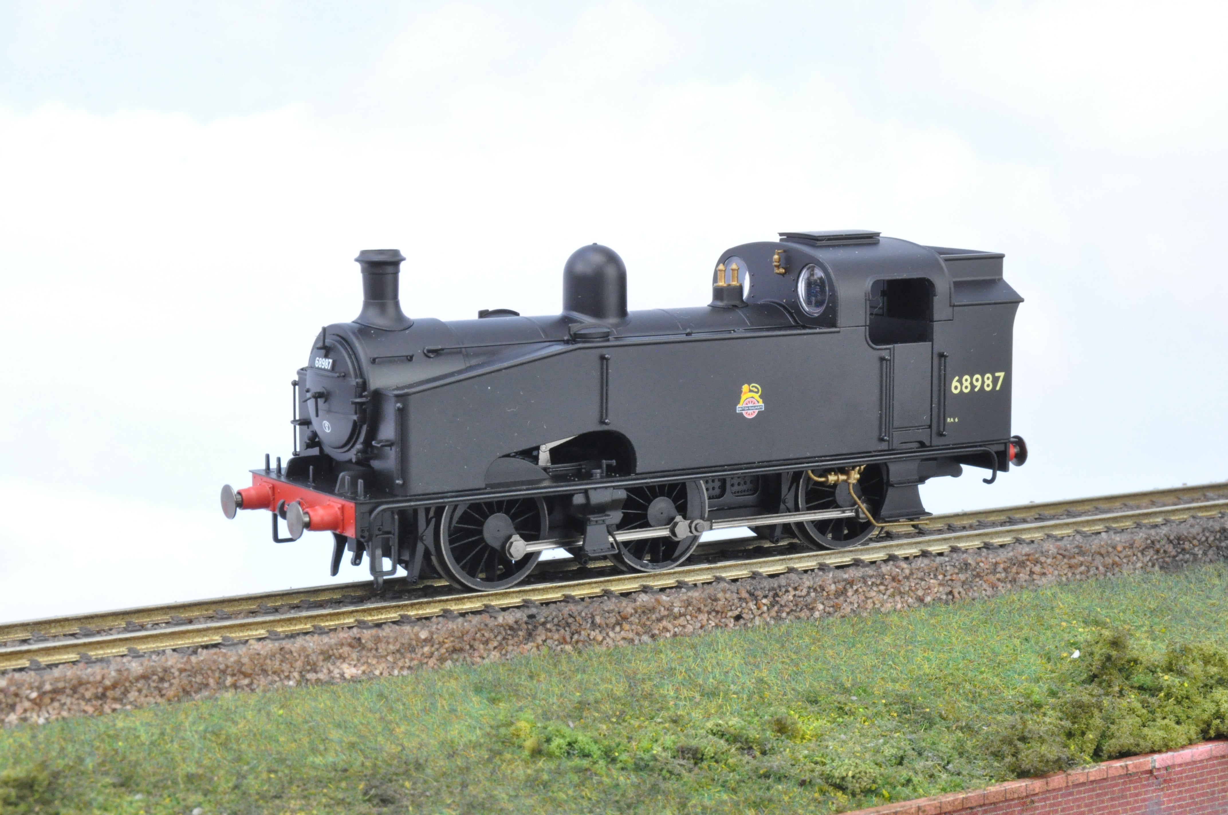 Hornby OO Gauge R3325 BR Black Early Emblem 0-6-0T Class J50/4 No. 689