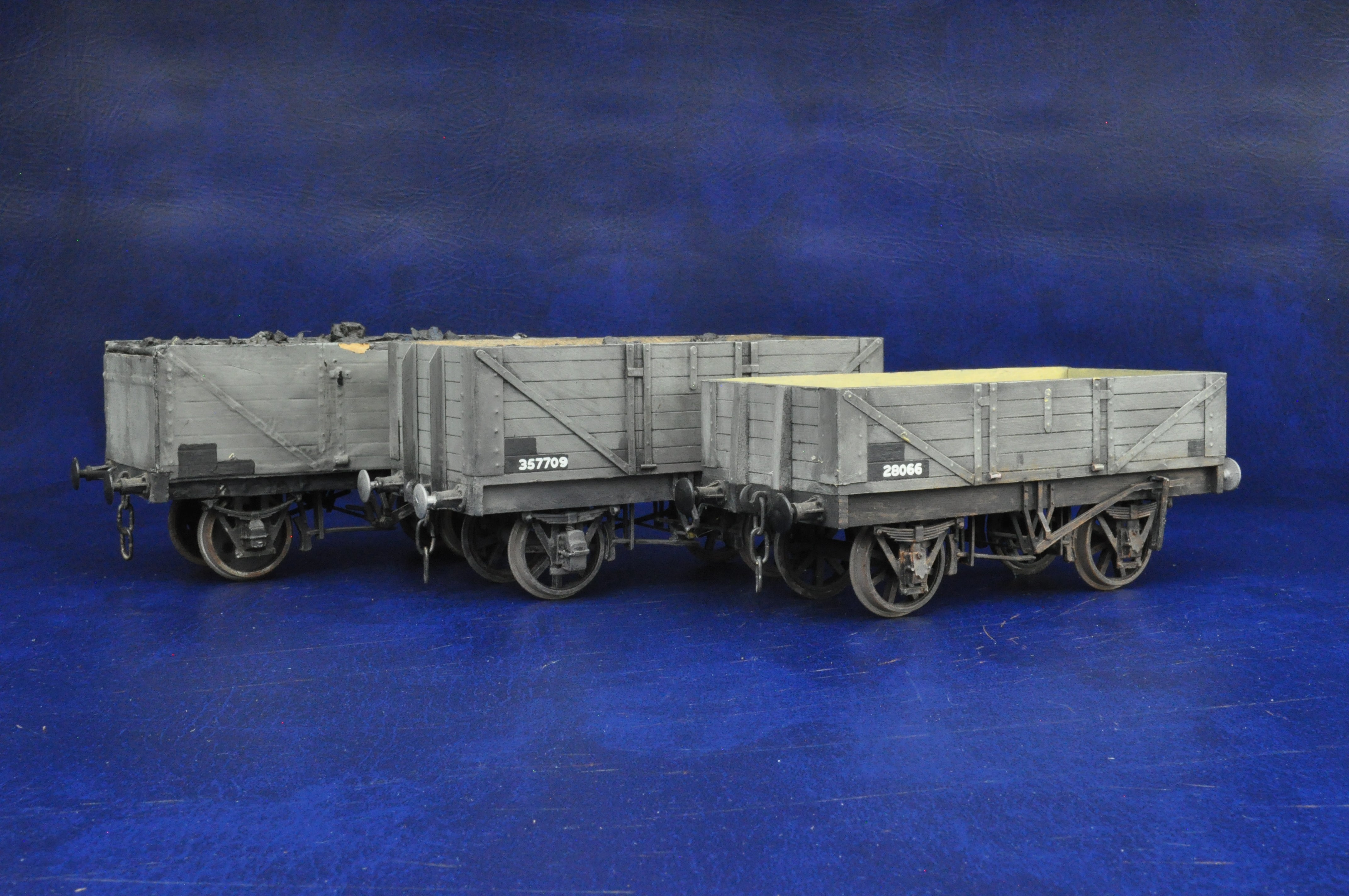 Kit Built Gauge 1 10mm Rake of 2 7-Plank & 1 5-Plank Open Wagons - Unb