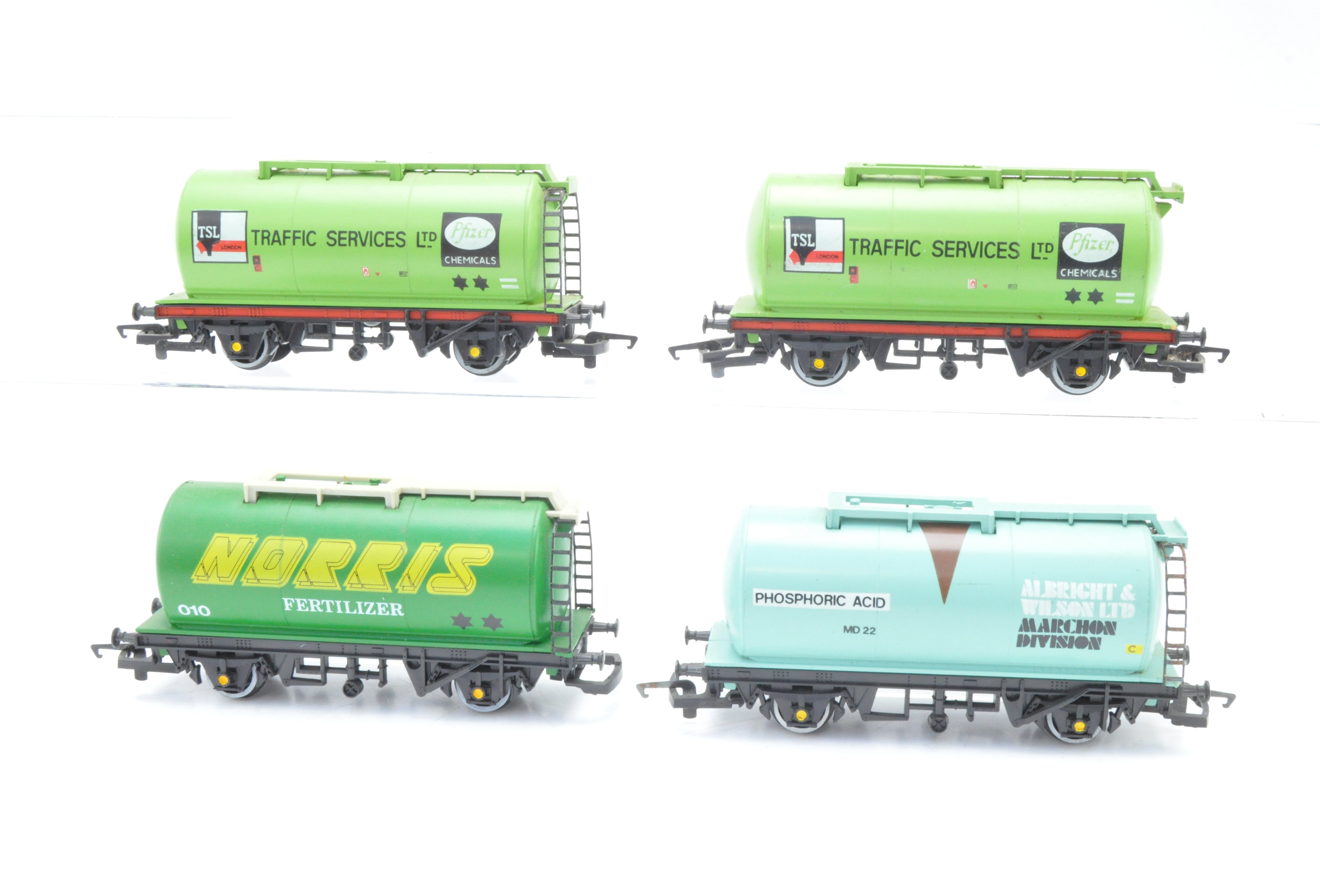 Hornby OO Gauge Mixed Rake of 4 Chemicals 4-Wheel TTA Tank Wagons - Un