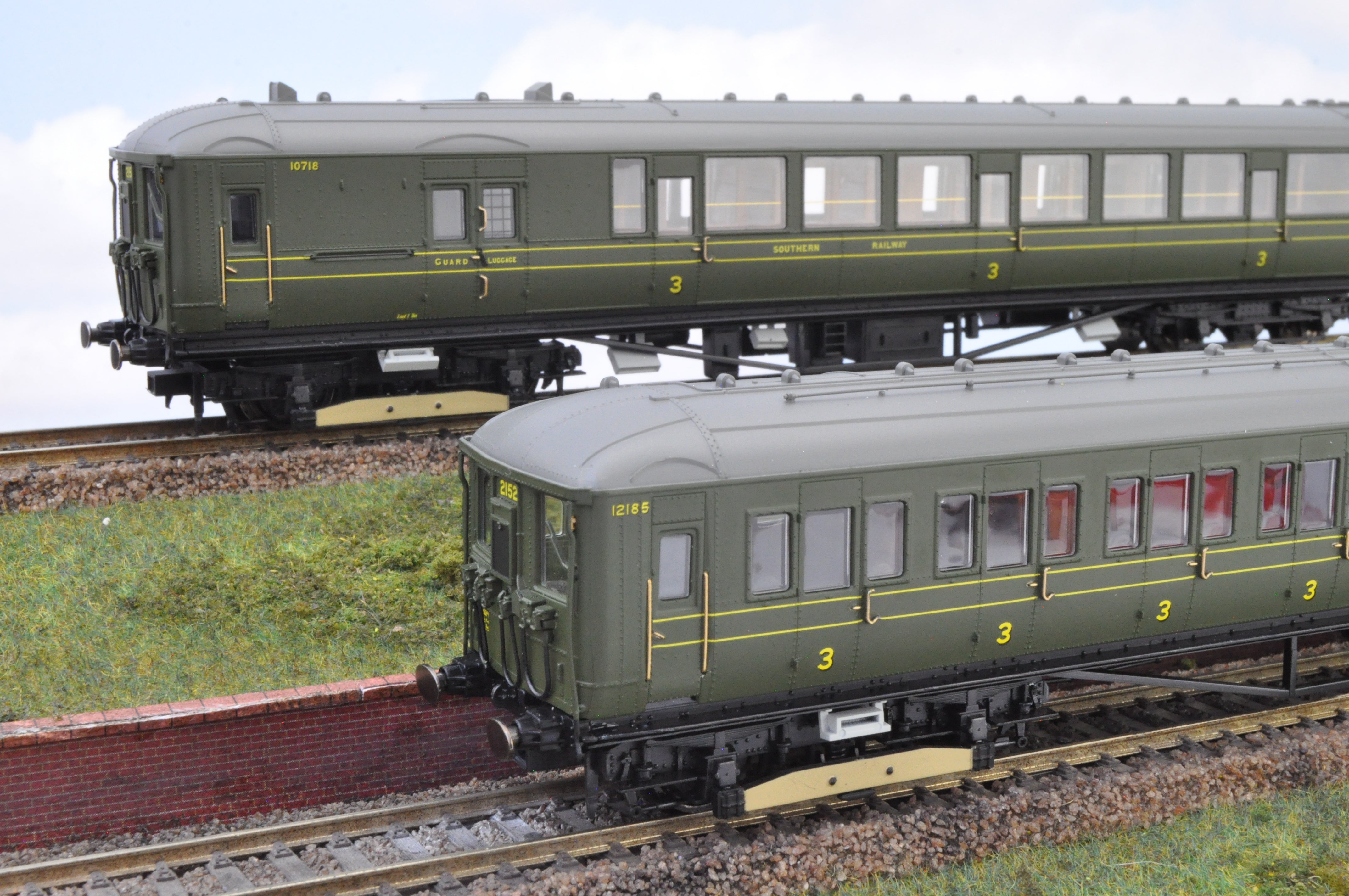 Hornby OO Gauge R3700 Southern Railways 2-BIL Train Pack No.2152 - Box