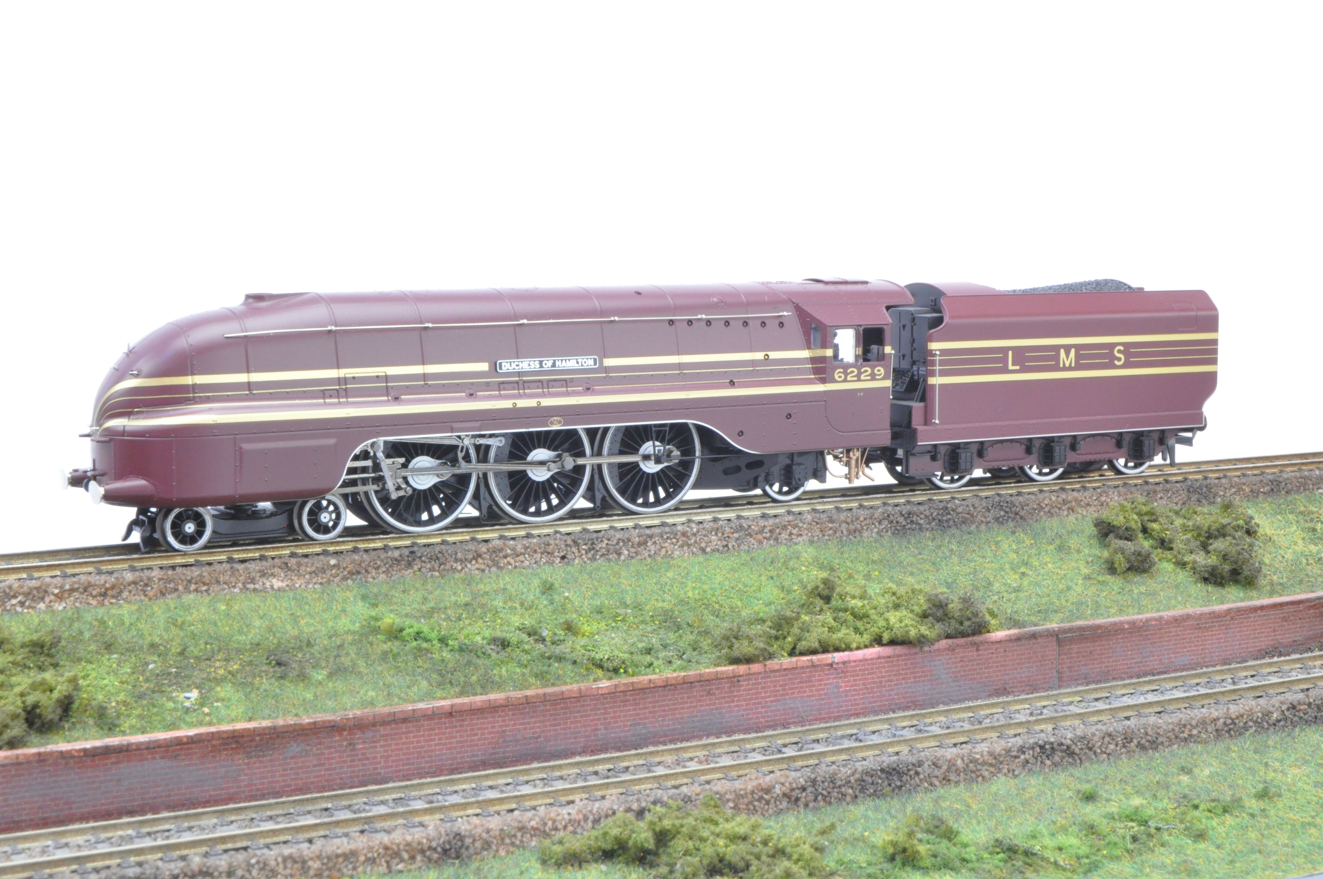Hornby OO Gauge R3677 LMS Streamlined Maroon 4-6-2 Princess Coronation