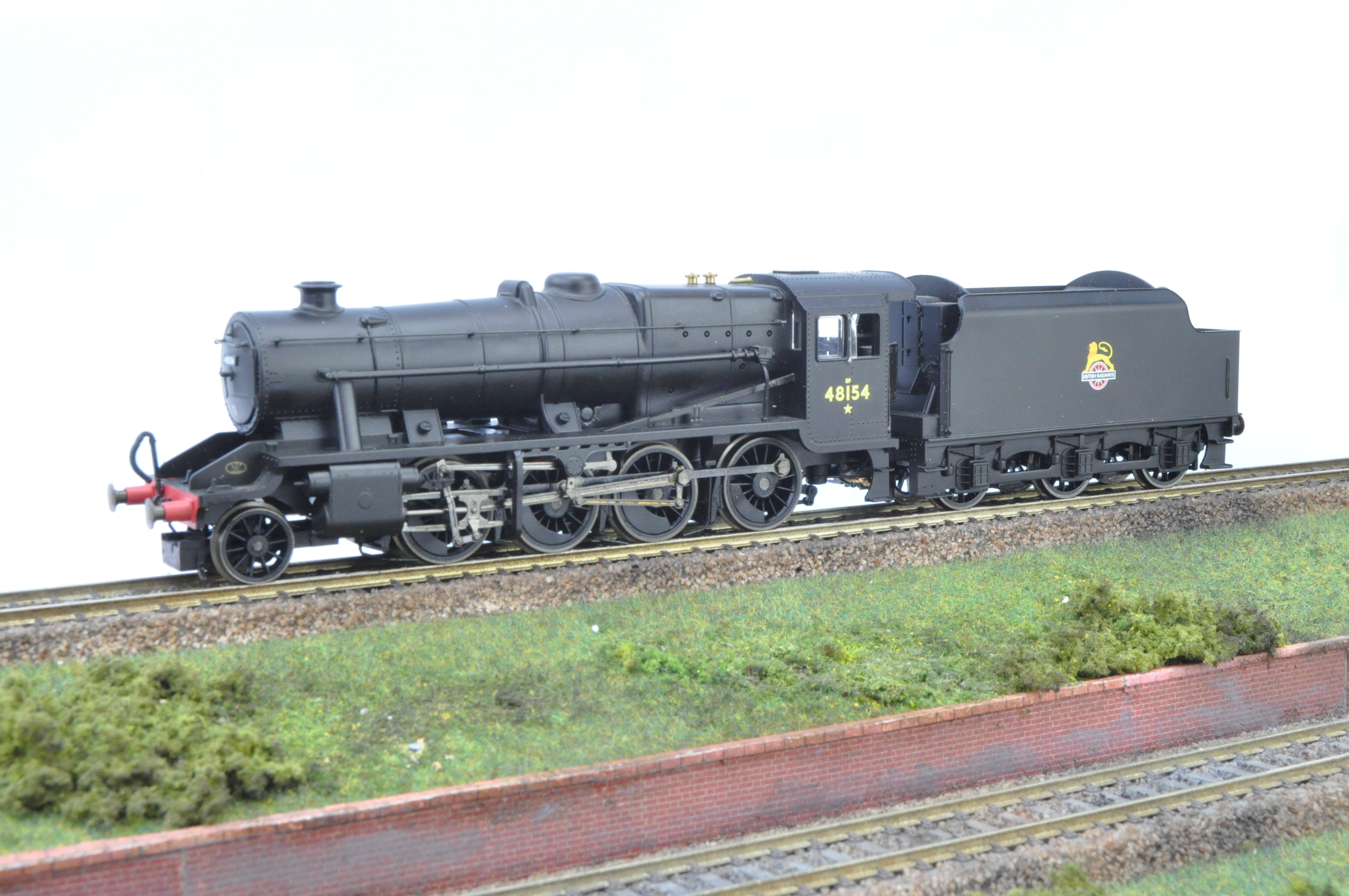 Hornby OO Gauge R2229 BR Black Early Emblem 2-8-0 Class 8F No. 48154