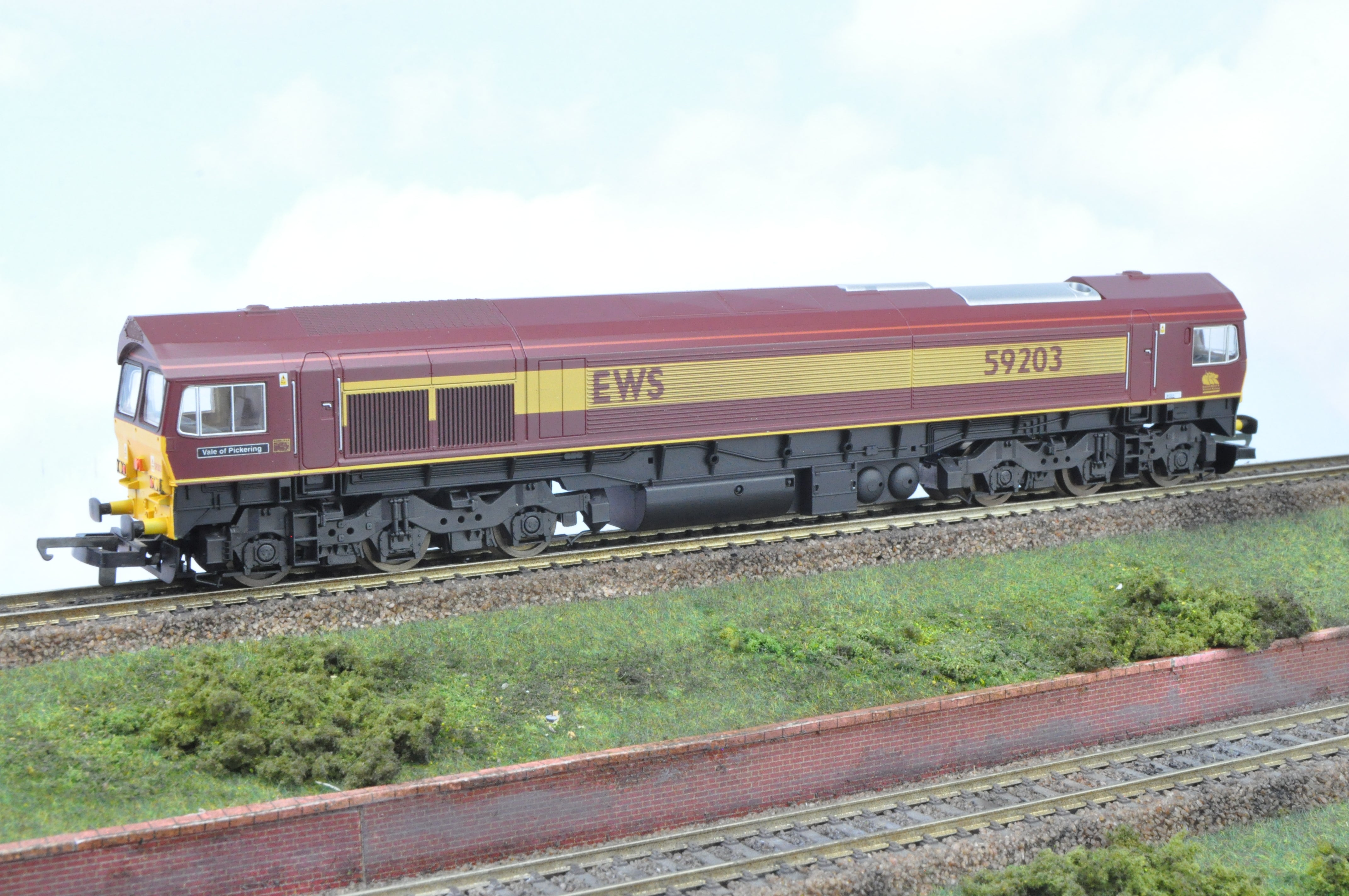 Lima OO Gauge L204674 EWS Maroon & Gold Class 59 No. 59203 'Vale of Pi