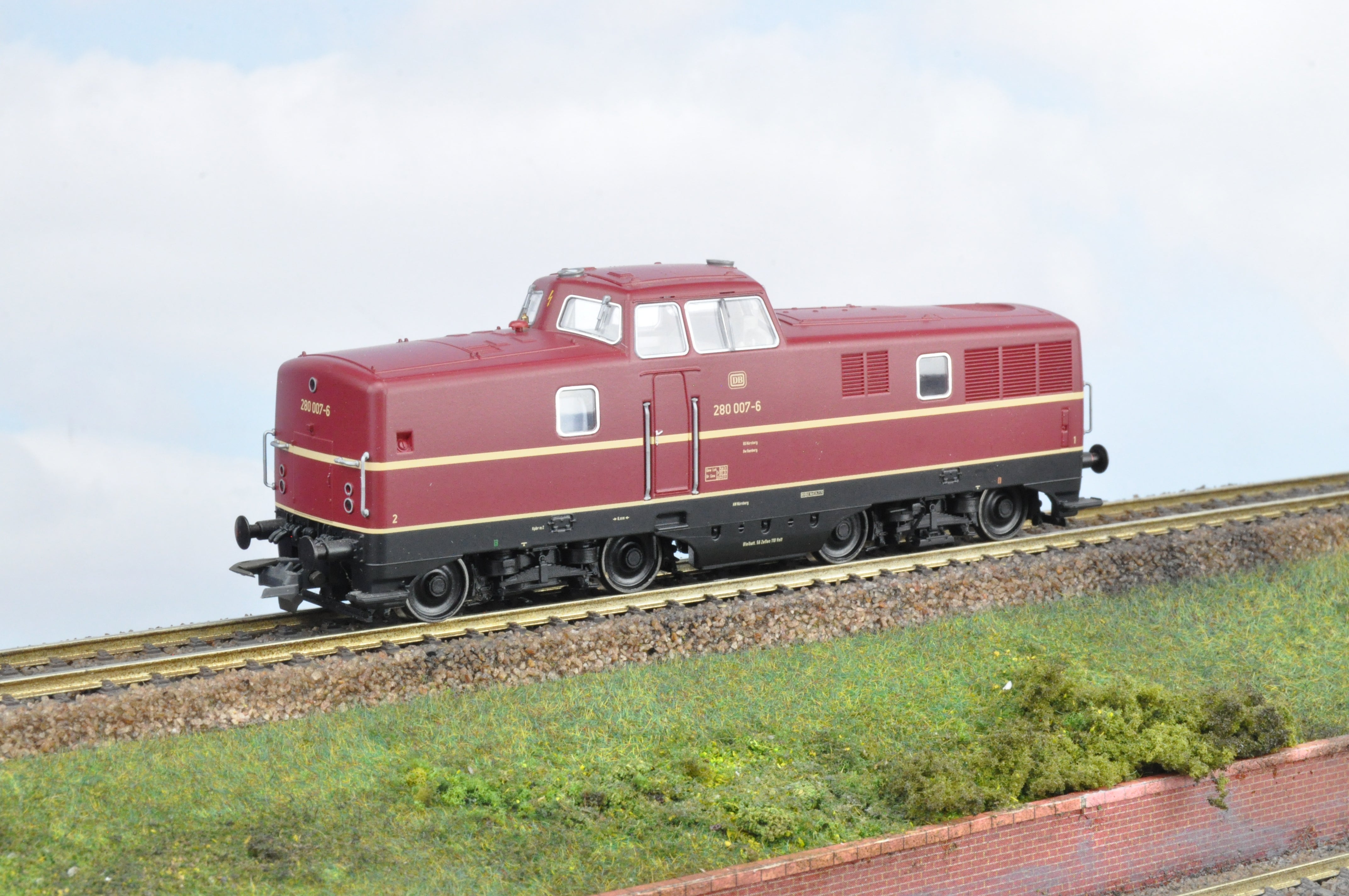 Roco HO Gauge 63437.1 SNCF Diesel Locomotive BB 63743 - DCC Sound, Box