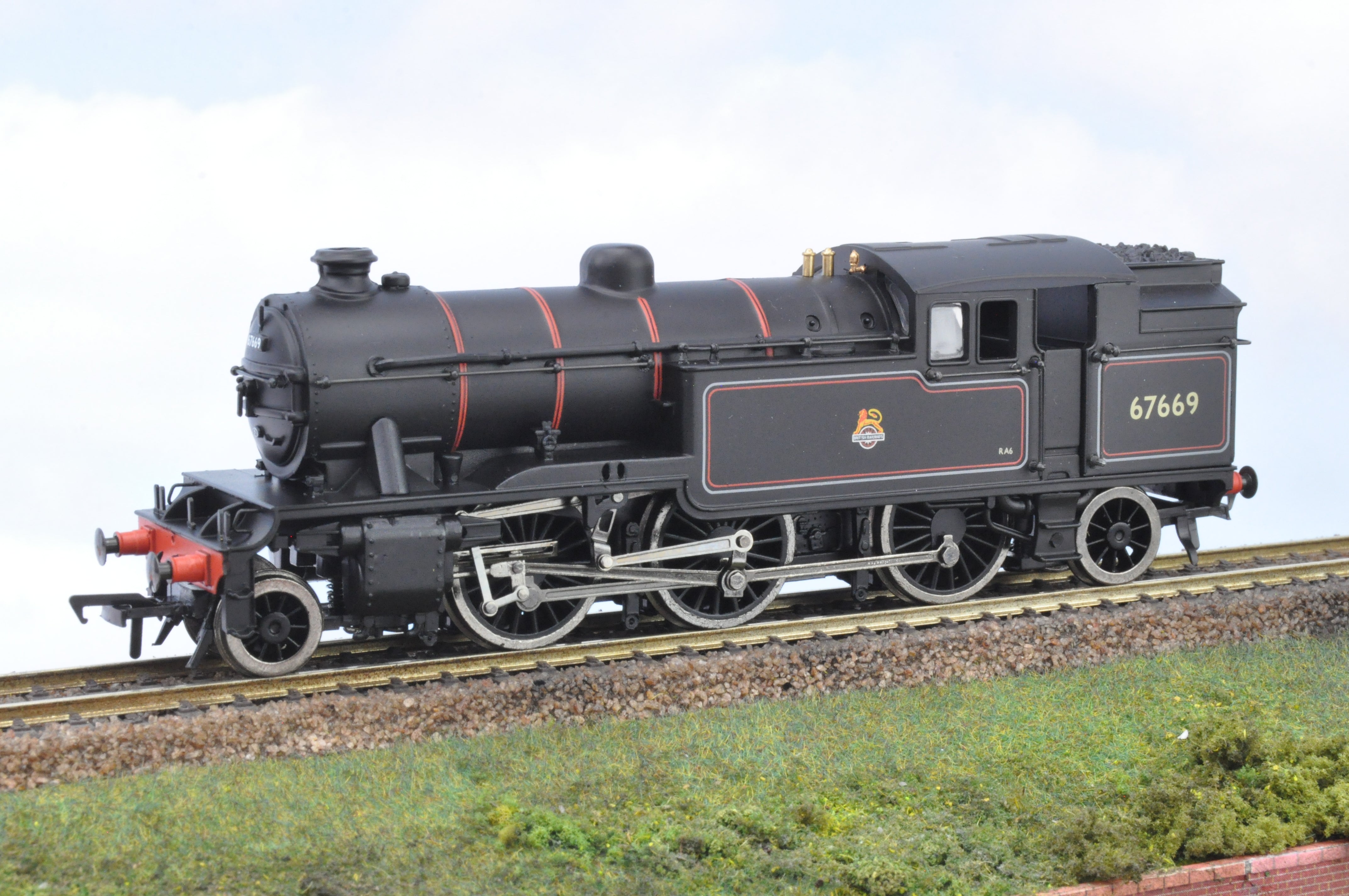 Bachmann OO Gauge 31-609A BR Black Early Emblem 2-6-2 Class V3 Tank w/