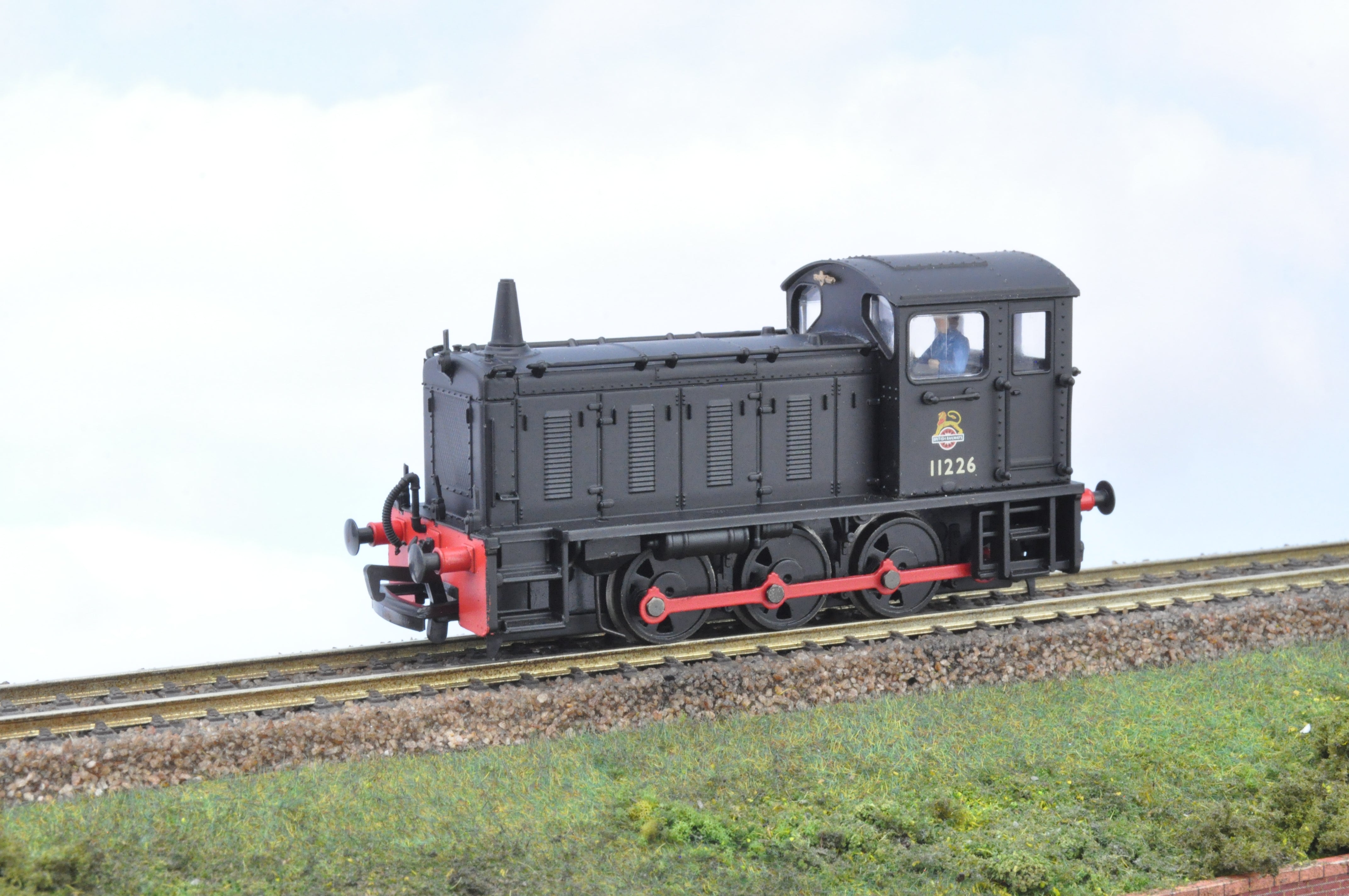 Bachmann OO Gauge 31-335 BR Black Early Emblem Class 04 Diesel Shunter