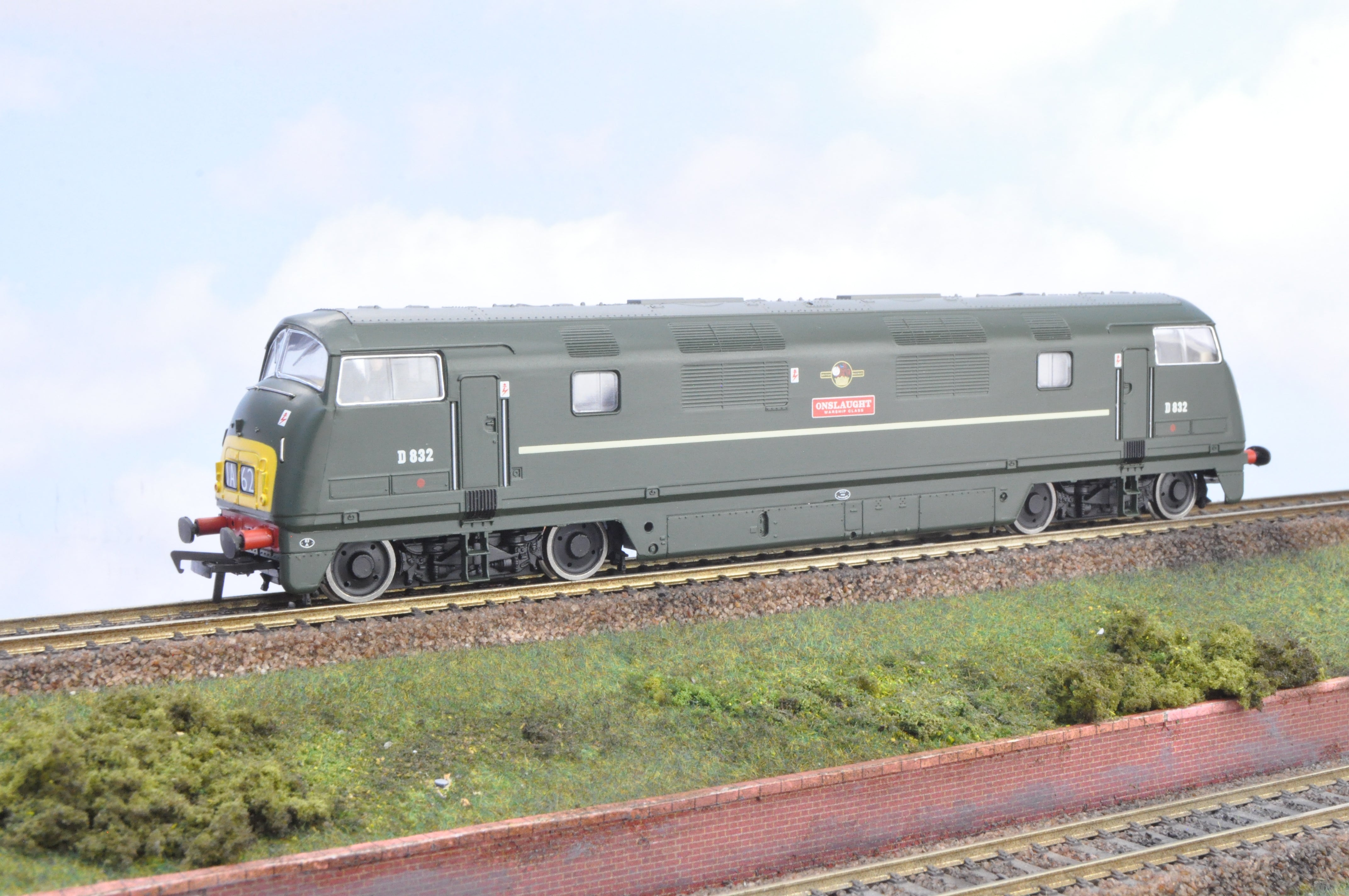 Bachmann OO Gauge 32-051 BR Green Class 42 Warship No.D832 'Onslaught'