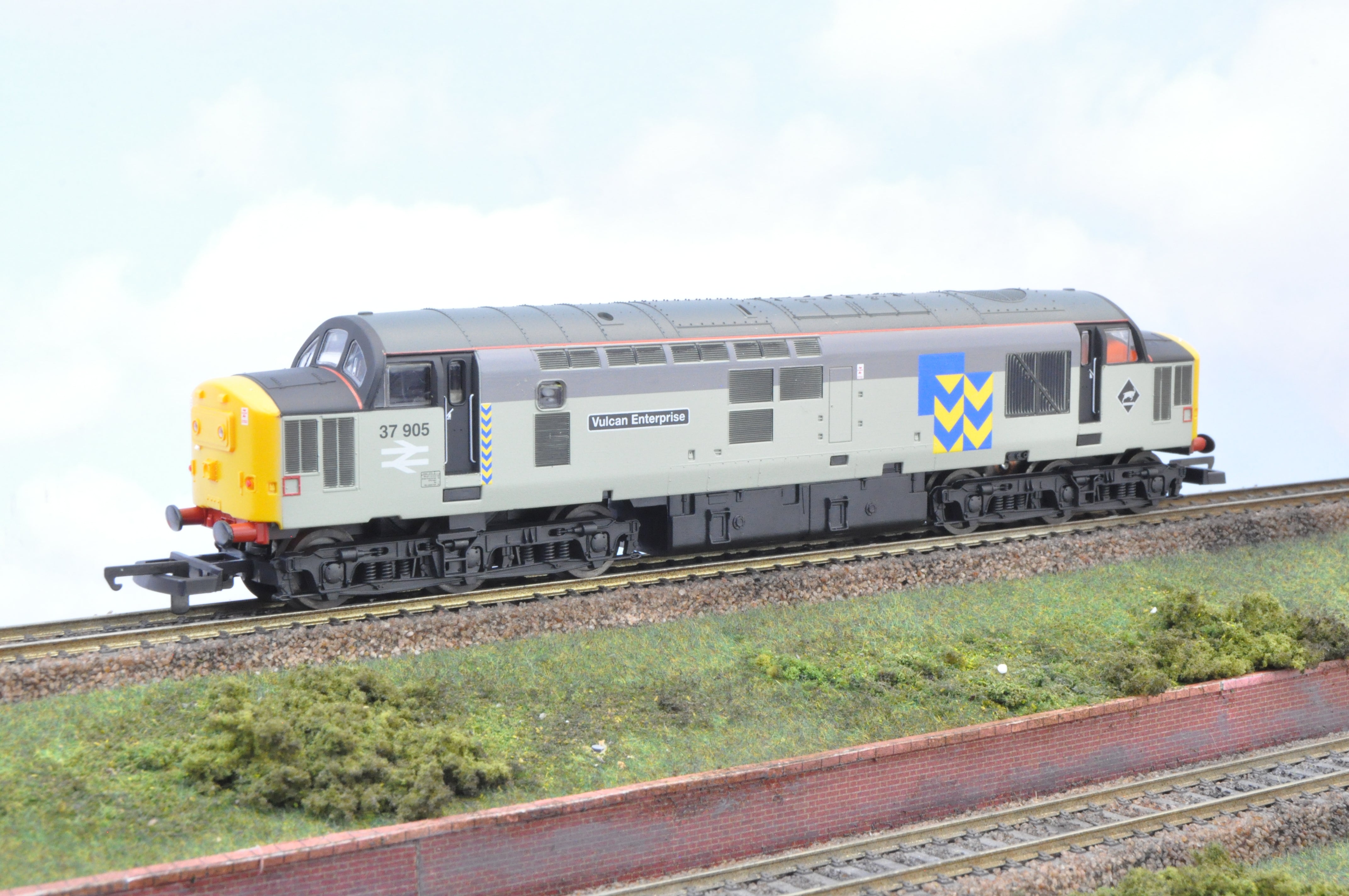 Lima OO Gauge L205285b Railfreight Metals Class 37 No. 37905 'Vulcan E