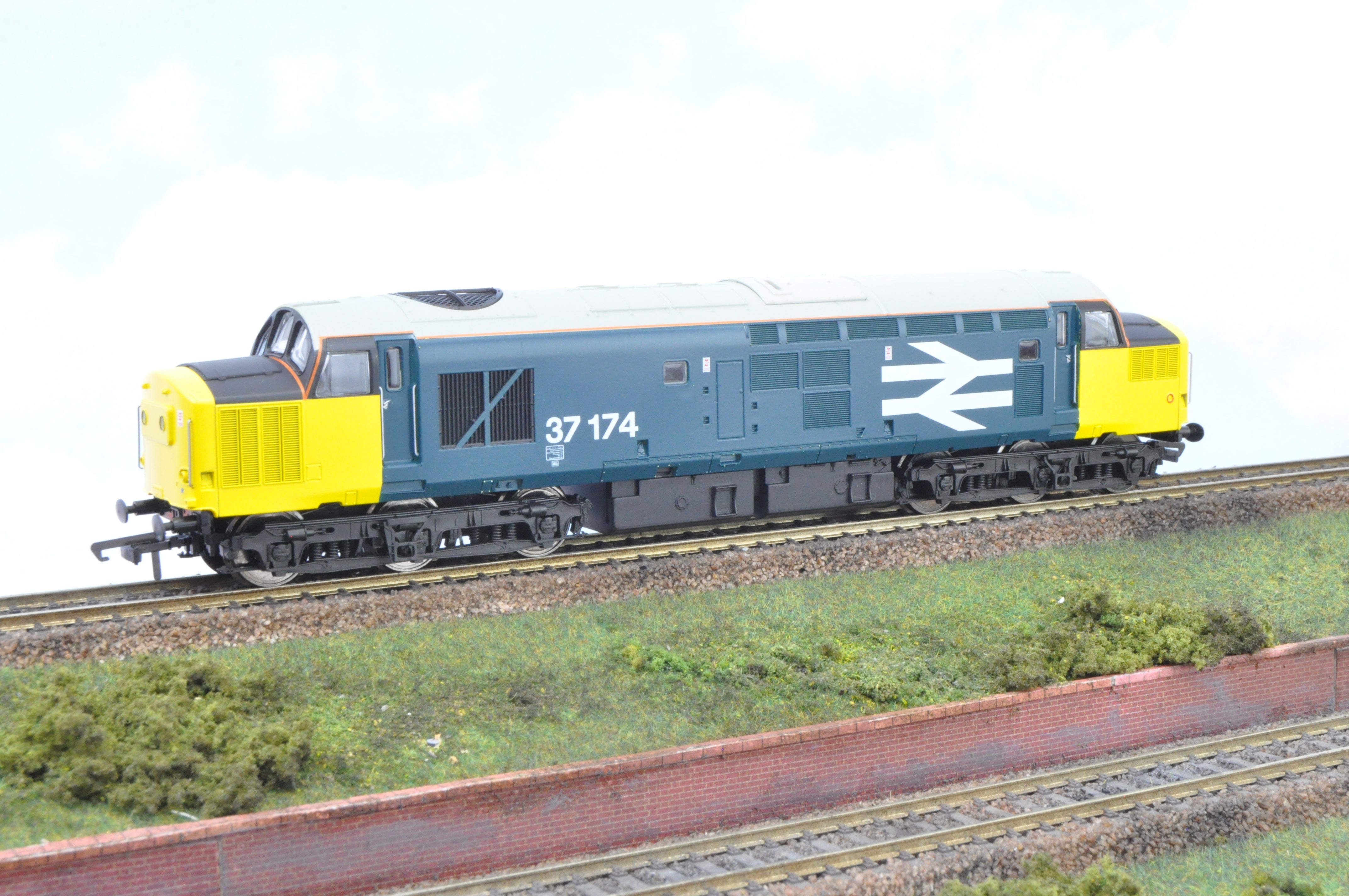 ViTrains OO Gauge V2111 BR Blue Large Logo Class 37 No. 37174 - Boxed