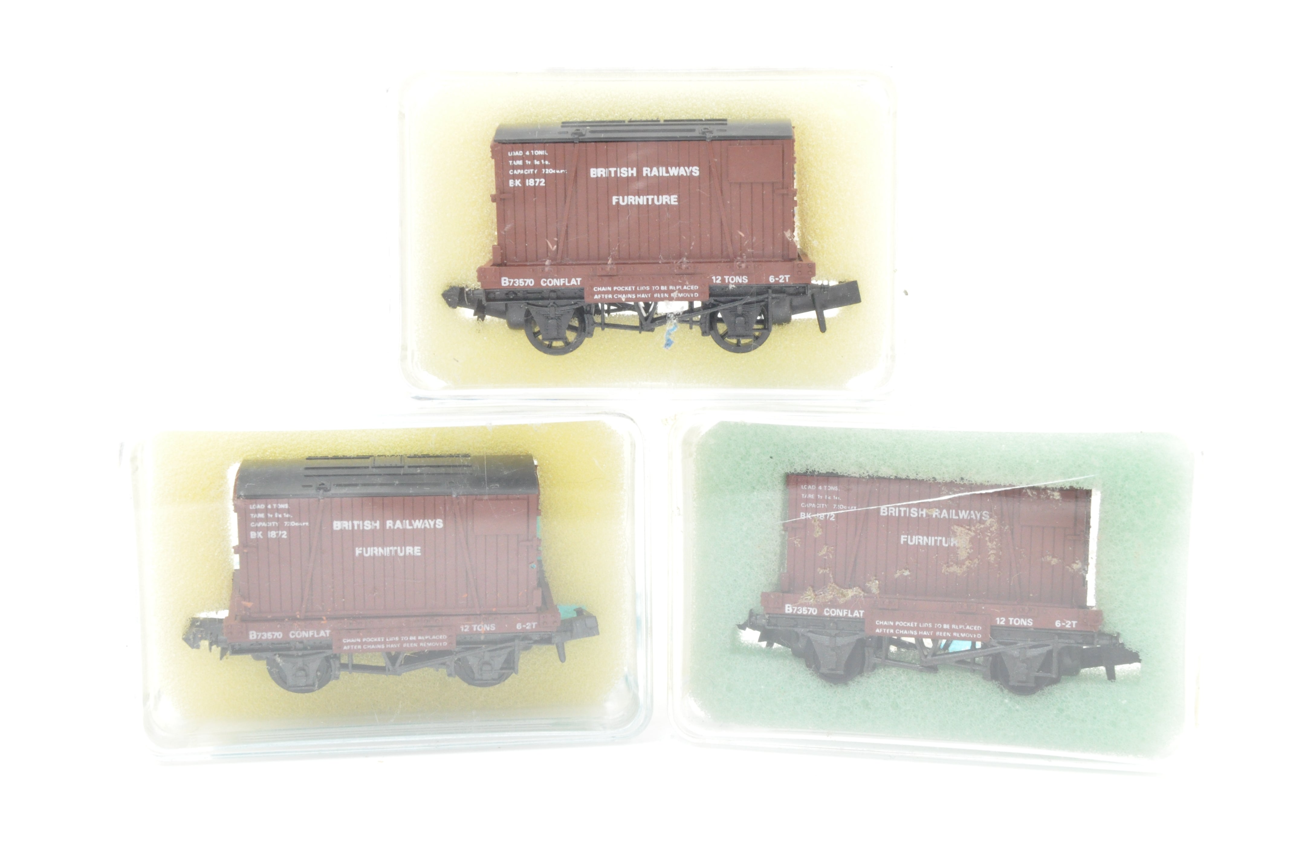 Peco N Gauge Rake of 3 BR Bauxite Conflat Wagons with Containers