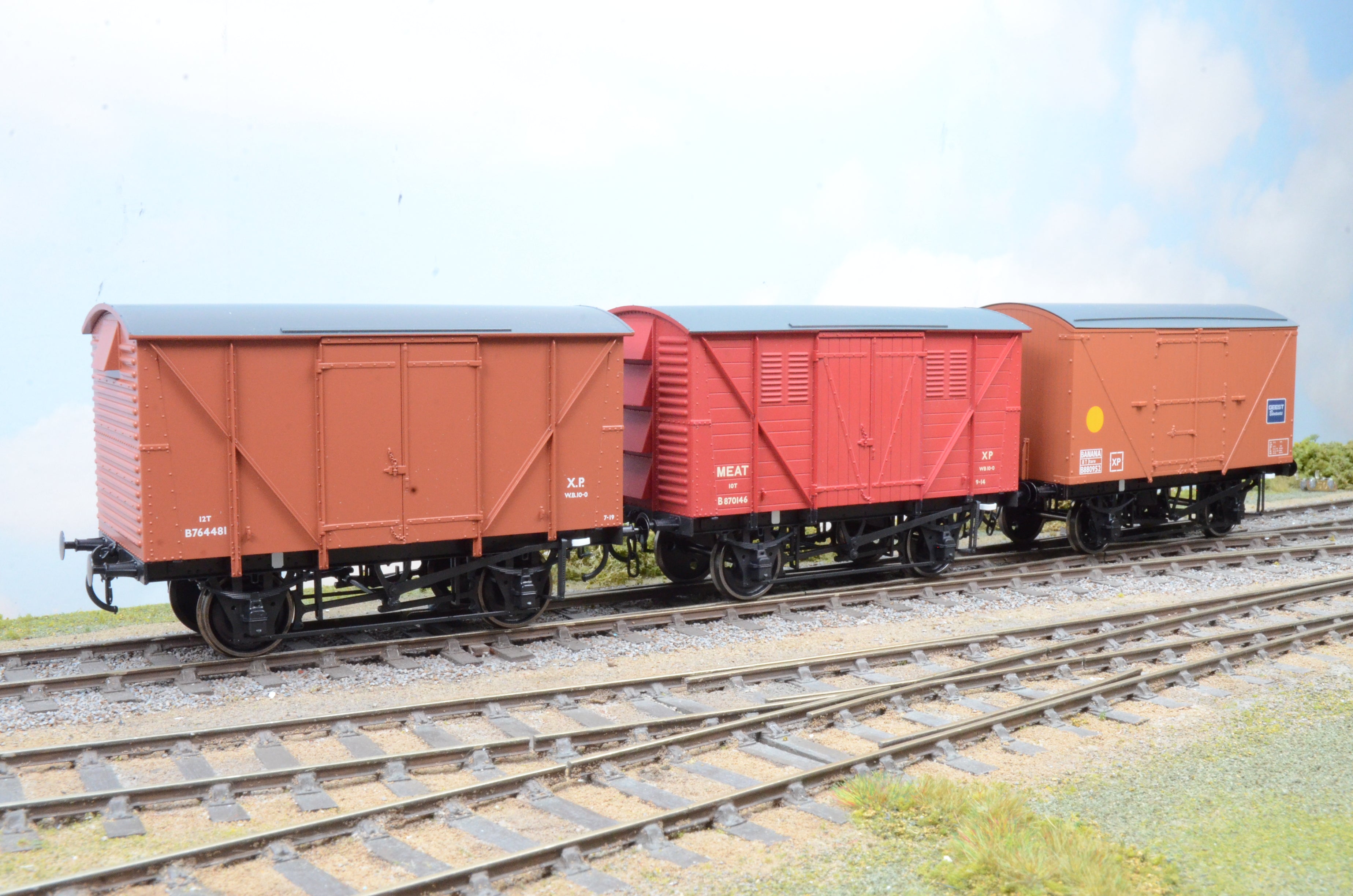 Dapol 7mm O Gauge Set of 3 BR 4 Wheel Vans, Meat Van, Banana Van, Plyw