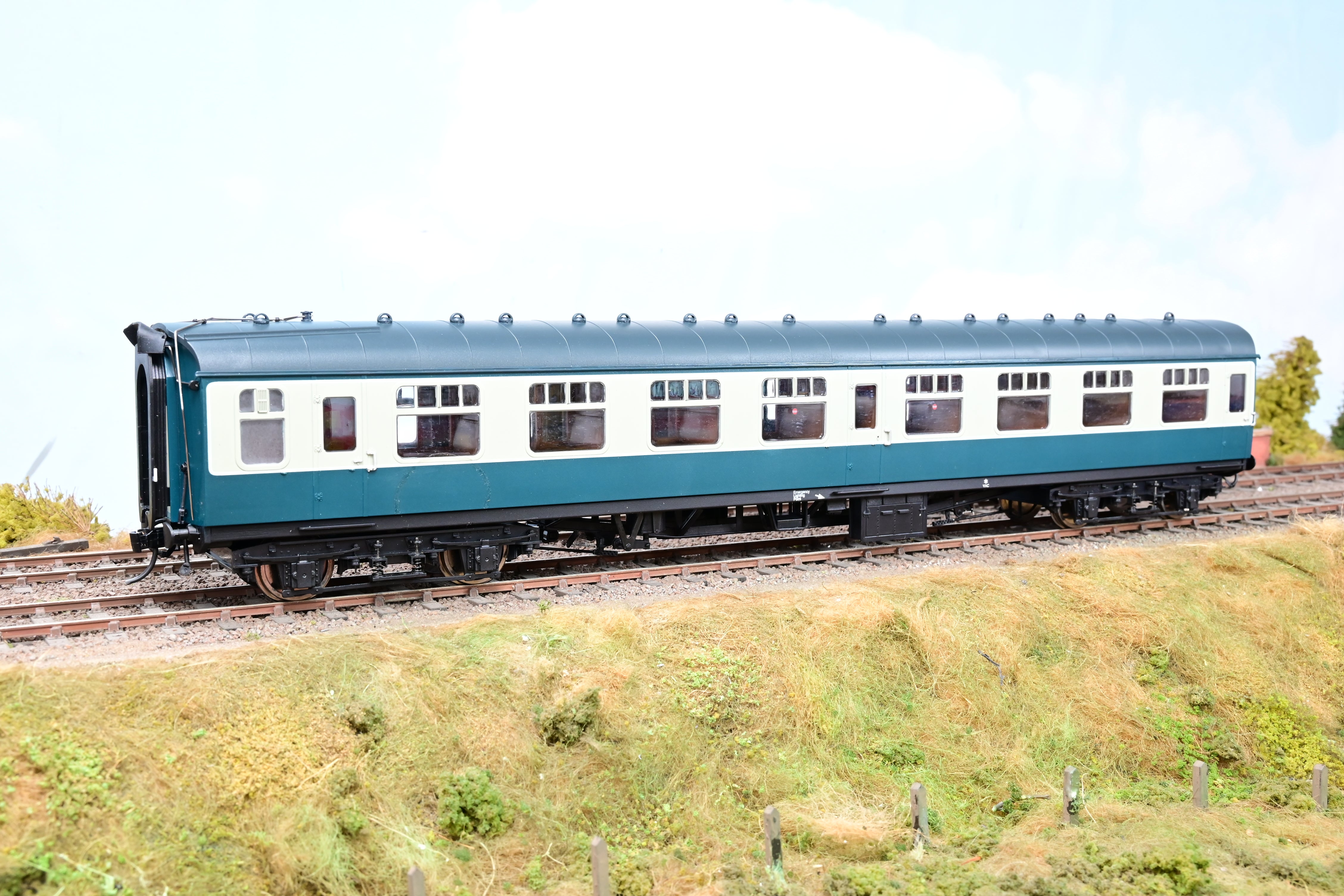 Heljan 7mm O Gauge 4902 BR Blue & Grey Mk1 SK Corridor Second Coach Un