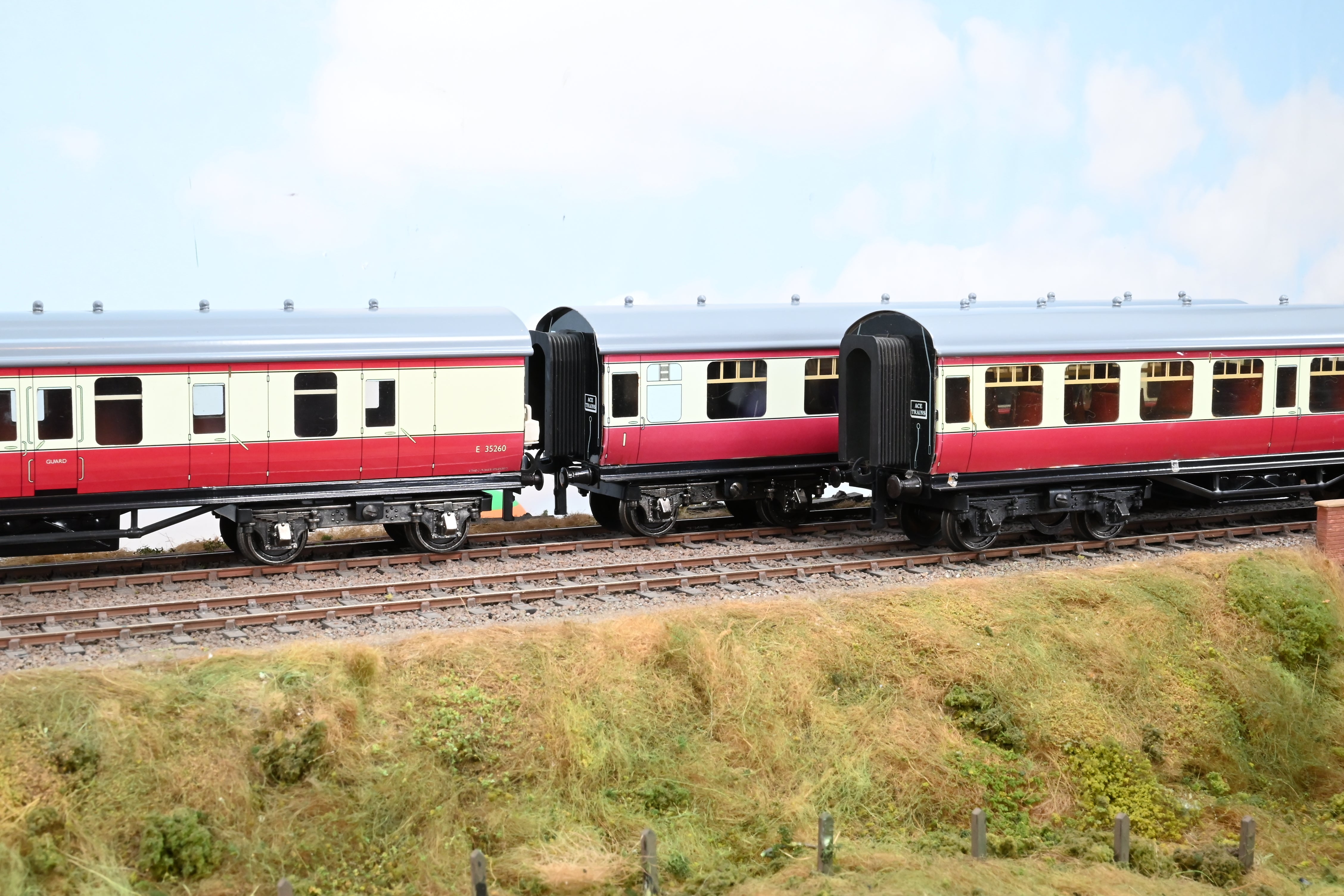 Ace Trains O Gauge BR Mk1 Set C/5 A 3 Coaches, Crimson & Cream