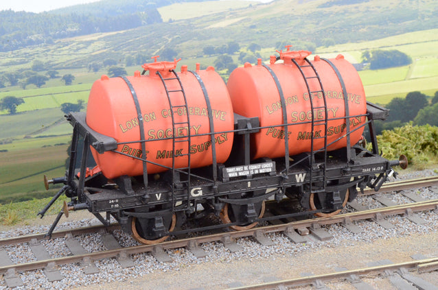 Kit Built 7mm O Gauge Pair of 6 Wheel GWR Twin Milk Tank Wagons