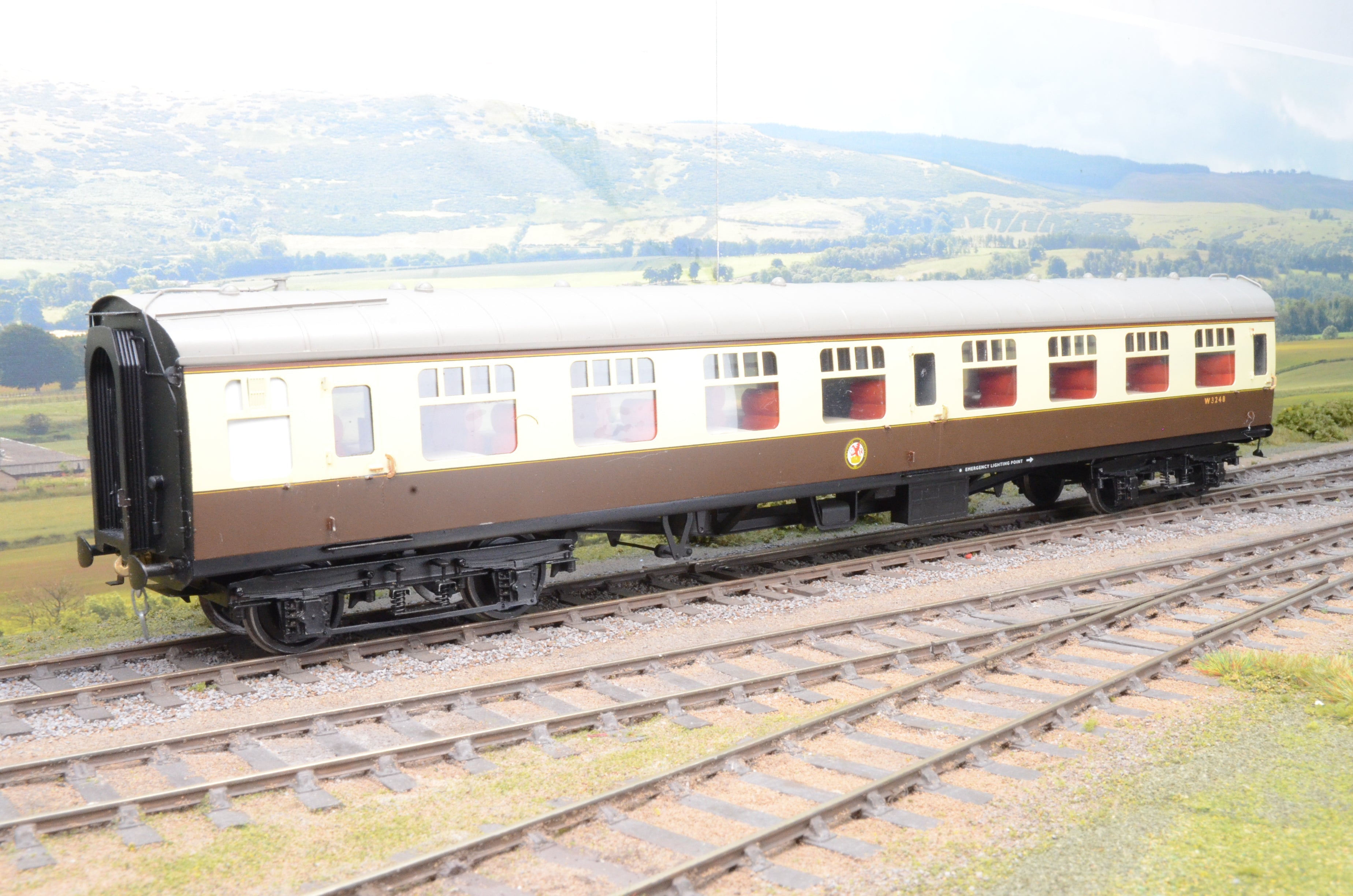 Tower/Sancheng 7mm O Gauge BR Chocolate & Cream Mk1 TSO Tourist Standa