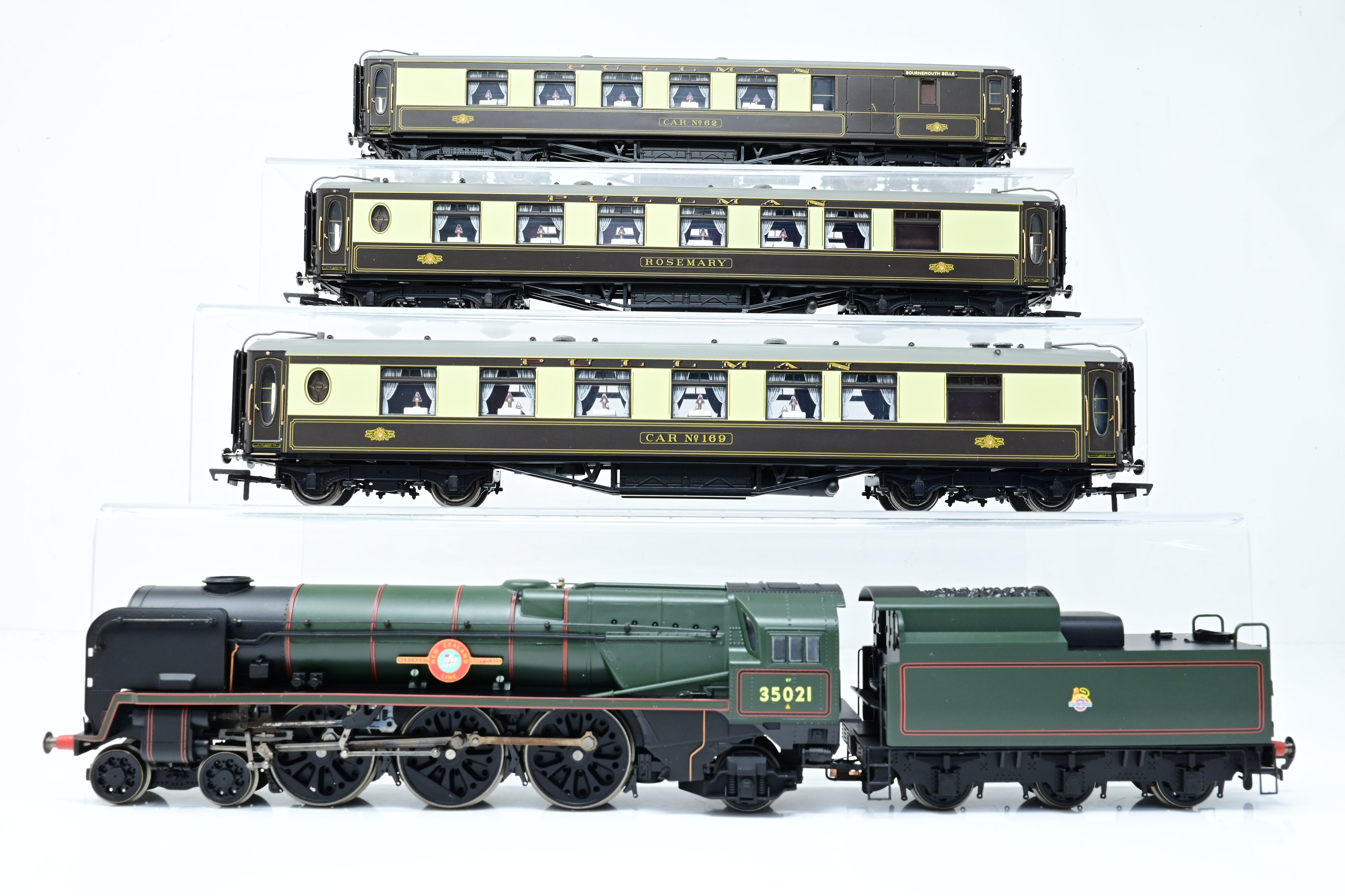 Hornby OO Gauge R2300 'Bournemouth Belle' Train Pack w/ Merchant Navy