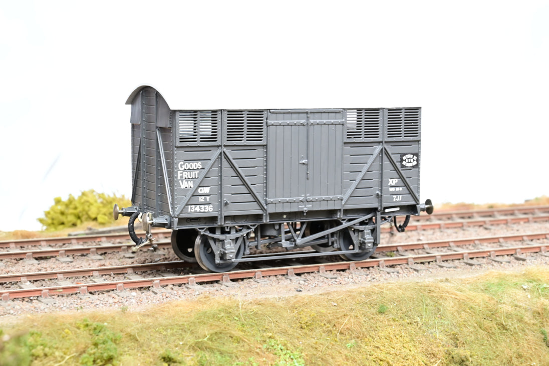 Kit Built 7mm O Gauge GW 12 Ton Fruit Van No.134336